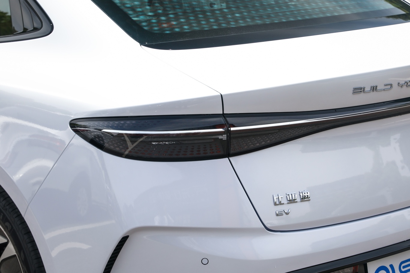 【海豹冠军版 EV 550km 后驱精英型尾灯侧45度俯拍图片-汽车图片大全】-易车