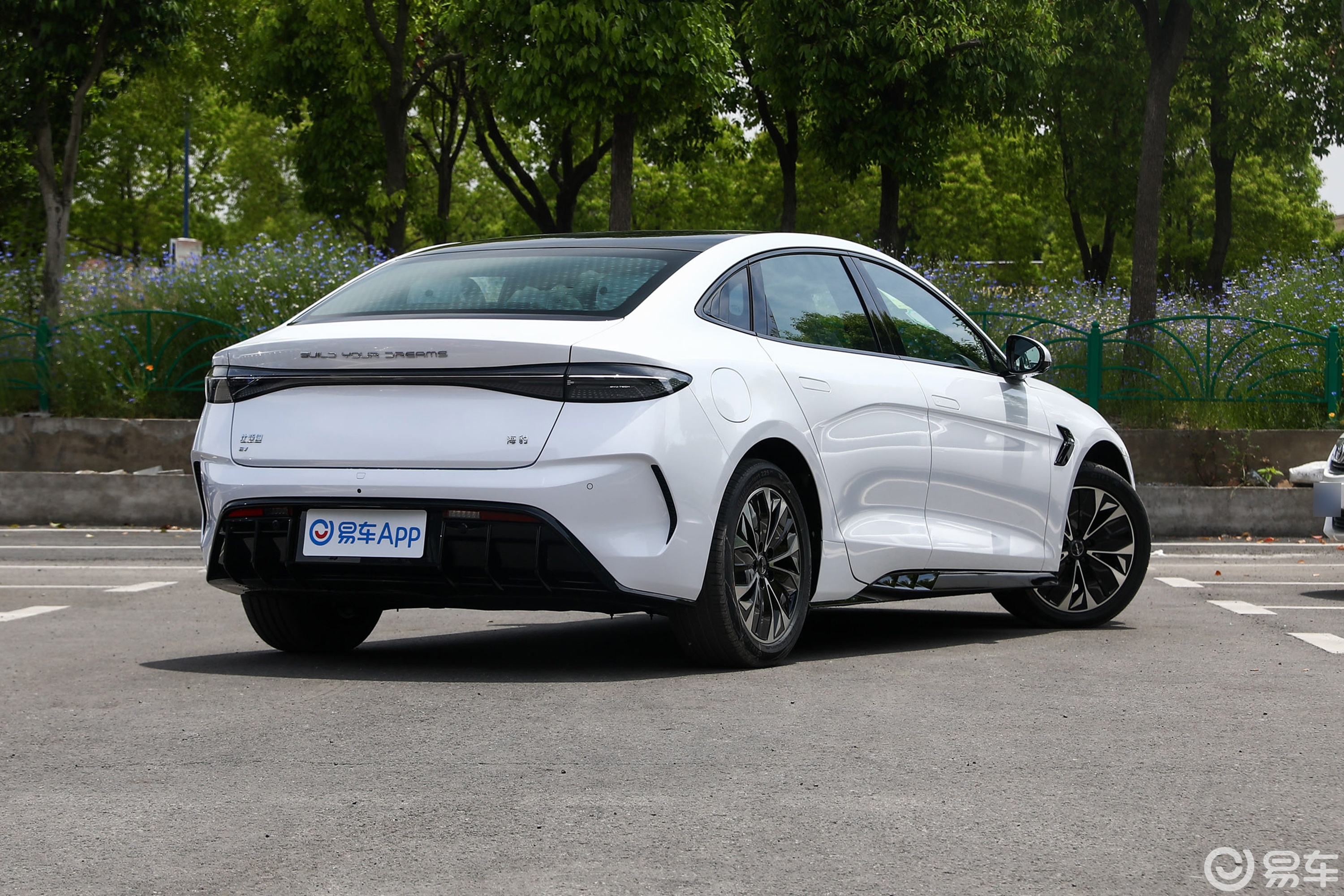 【海豹冠军版 EV 550km 后驱精英型侧后45度车头向右水平图片-汽车图片大全】-易车