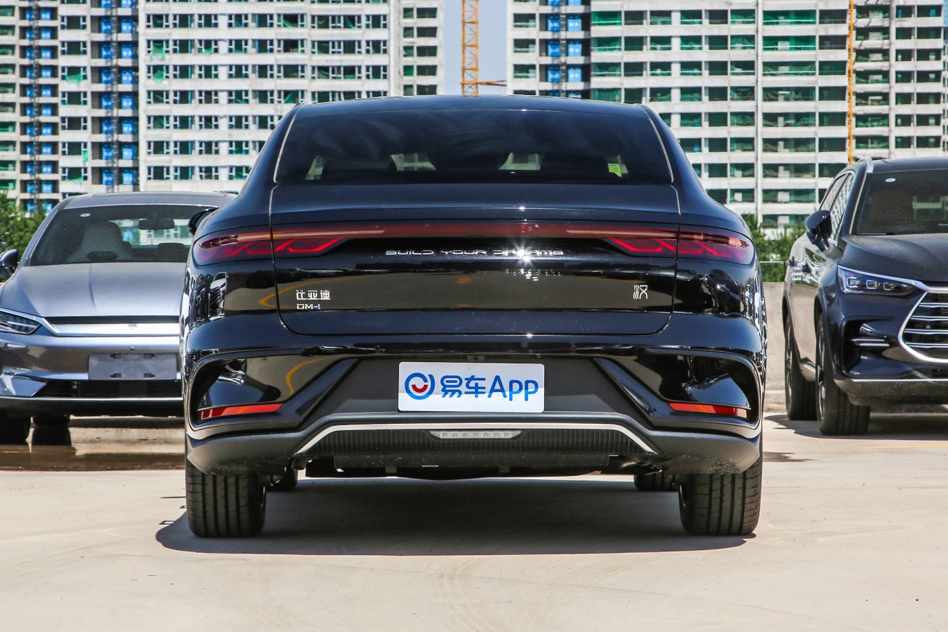 【汉DM-i 冠军版 1.5T 121km 前驱尊荣型正后水平图片-汽车图片大全】-易车