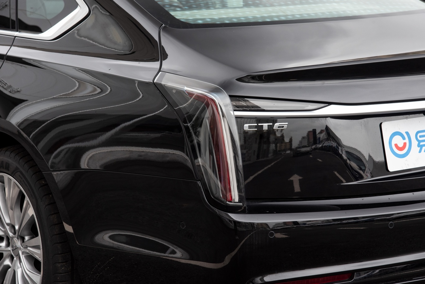 【凯迪拉克CT628T 铂金型尾灯侧45度俯拍图片-汽车图片大全】-易车