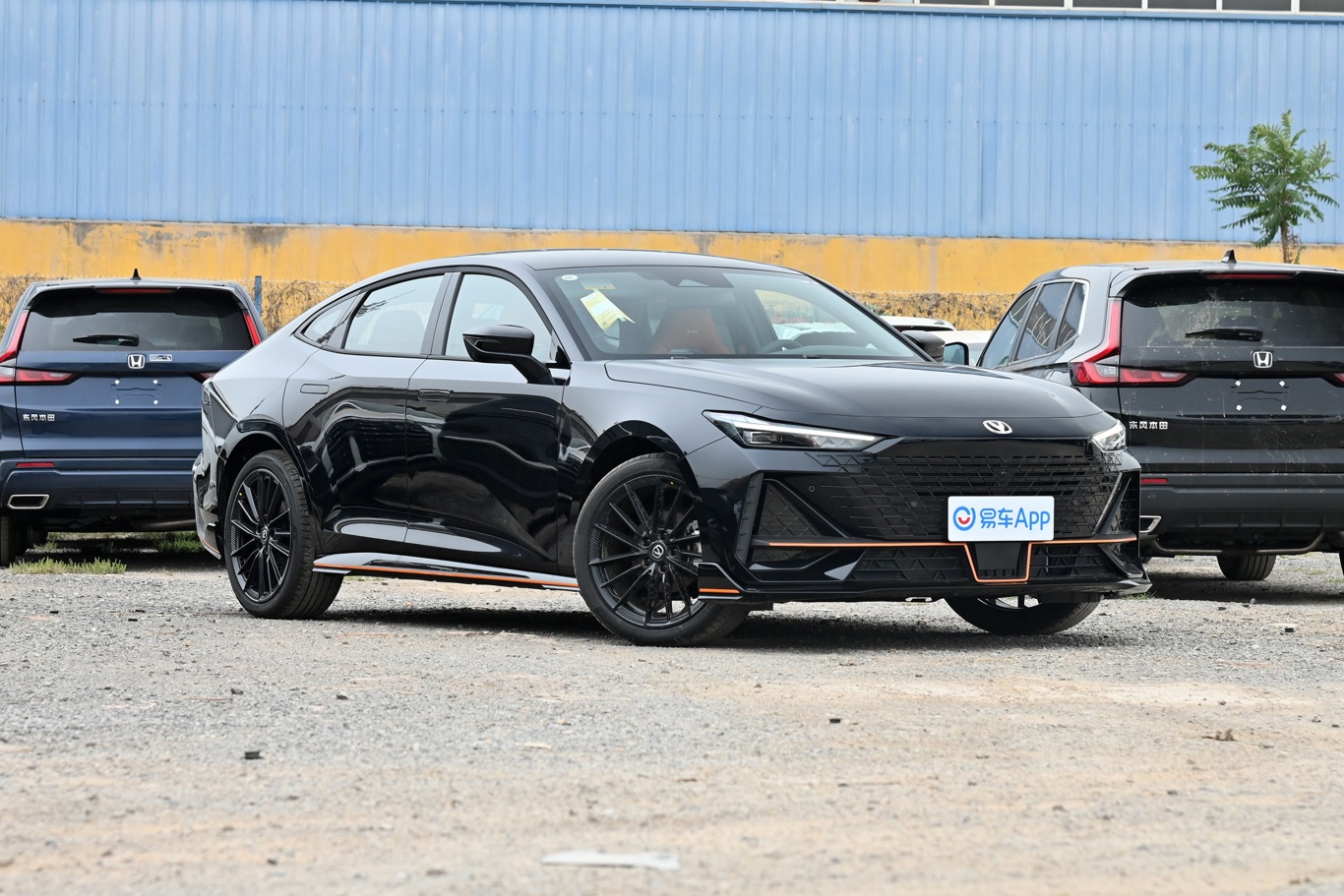 【长安UNI-V1.5T 运动版侧前45度车头向右水平图片-汽车图片大全】-易车