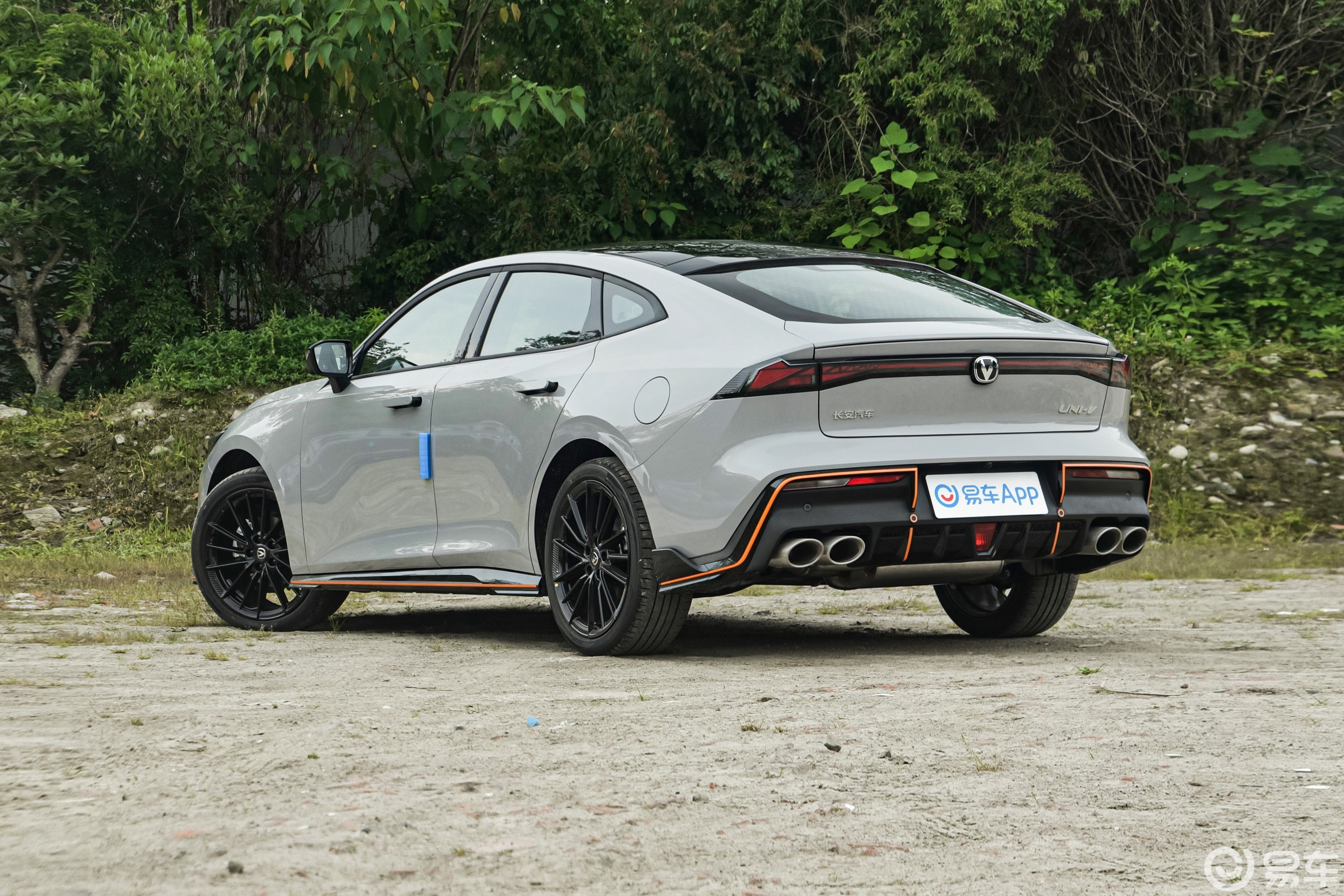 【长安UNI-V1.5T 运动版侧后45度车头向左水平图片-汽车图片大全】-易车