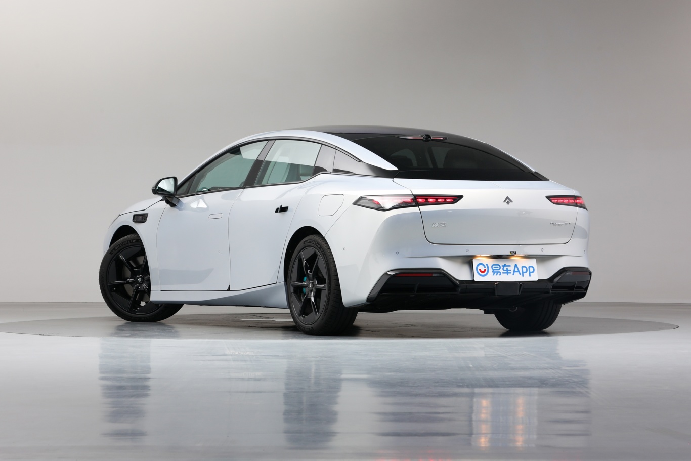 【昊铂GT710km 超充MAX版侧后45度车头向左水平图片-汽车图片大全】-易车