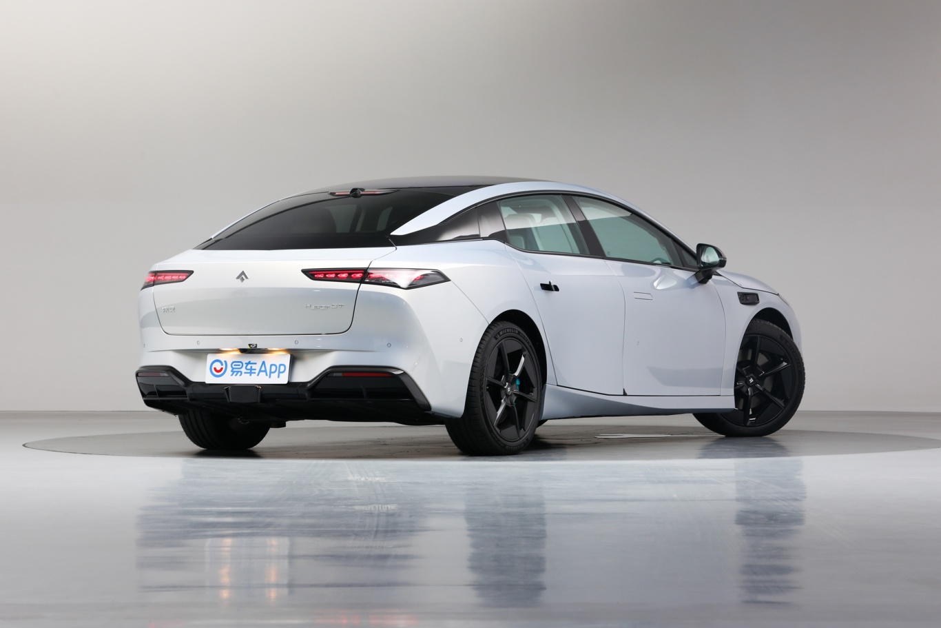 【昊铂GT710km 超充MAX版侧后45度车头向右水平图片-汽车图片大全】-易车