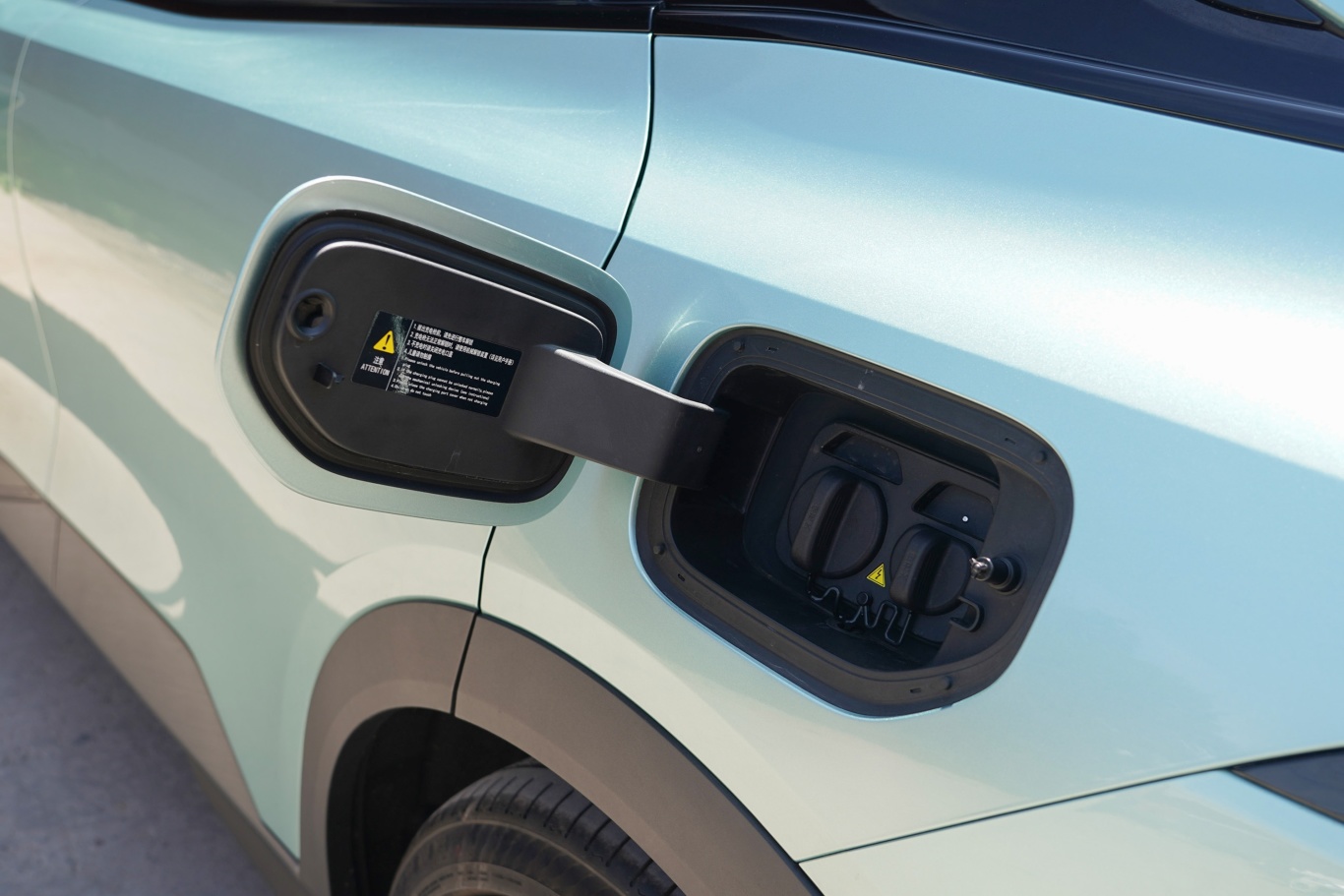 【深蓝S07纯电版 620km 620Max快充充电口图片-汽车图片大全】-易车