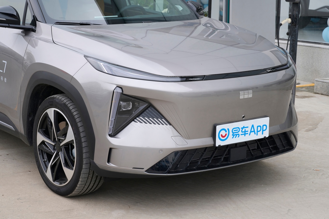 【银河L71.5T 115km 星舰前格栅侧俯拍图片-汽车图片大全】-易车