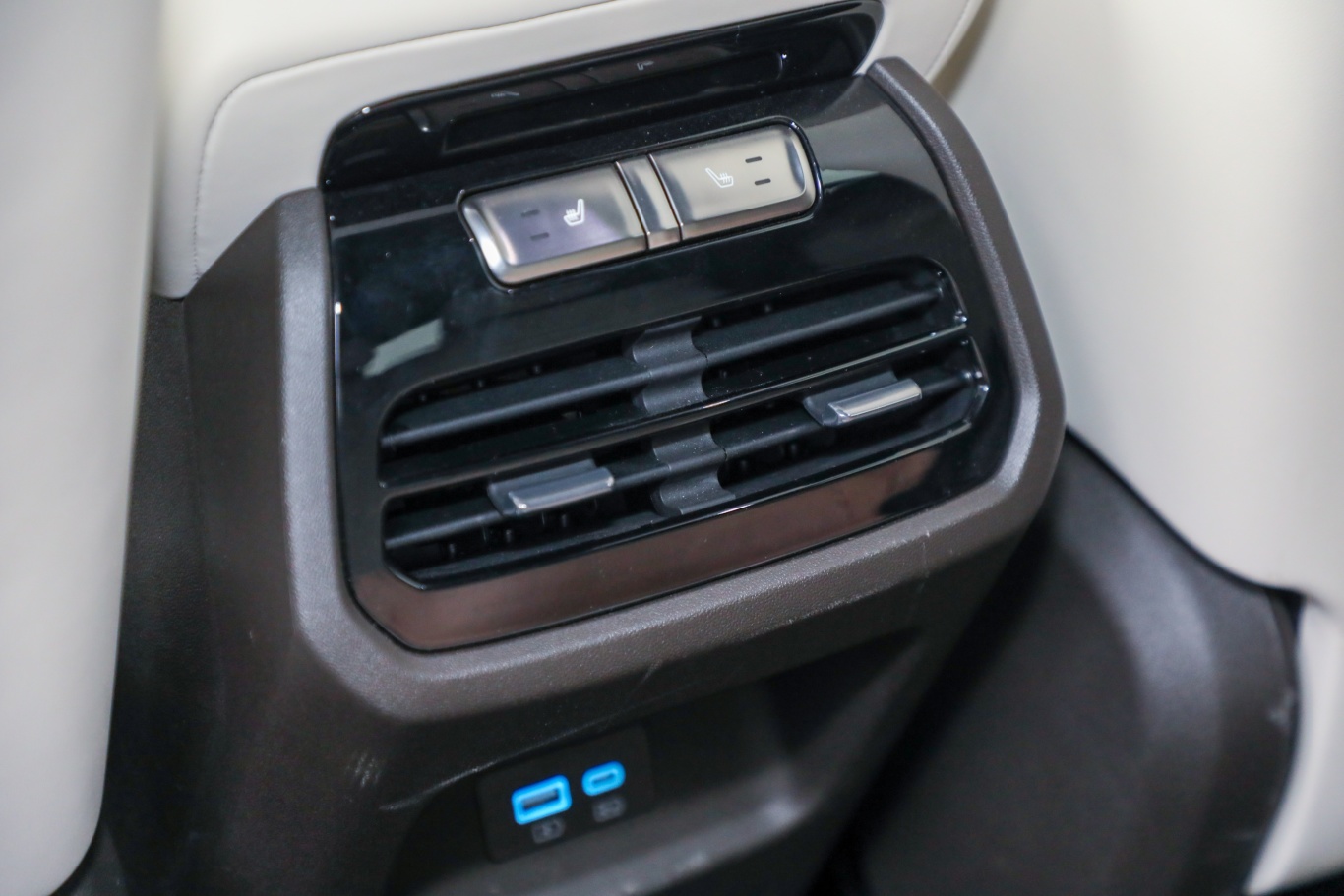 【腾势N7630km 四驱长续航性能Max版后排空调控制键图片-汽车图片大全】-易车