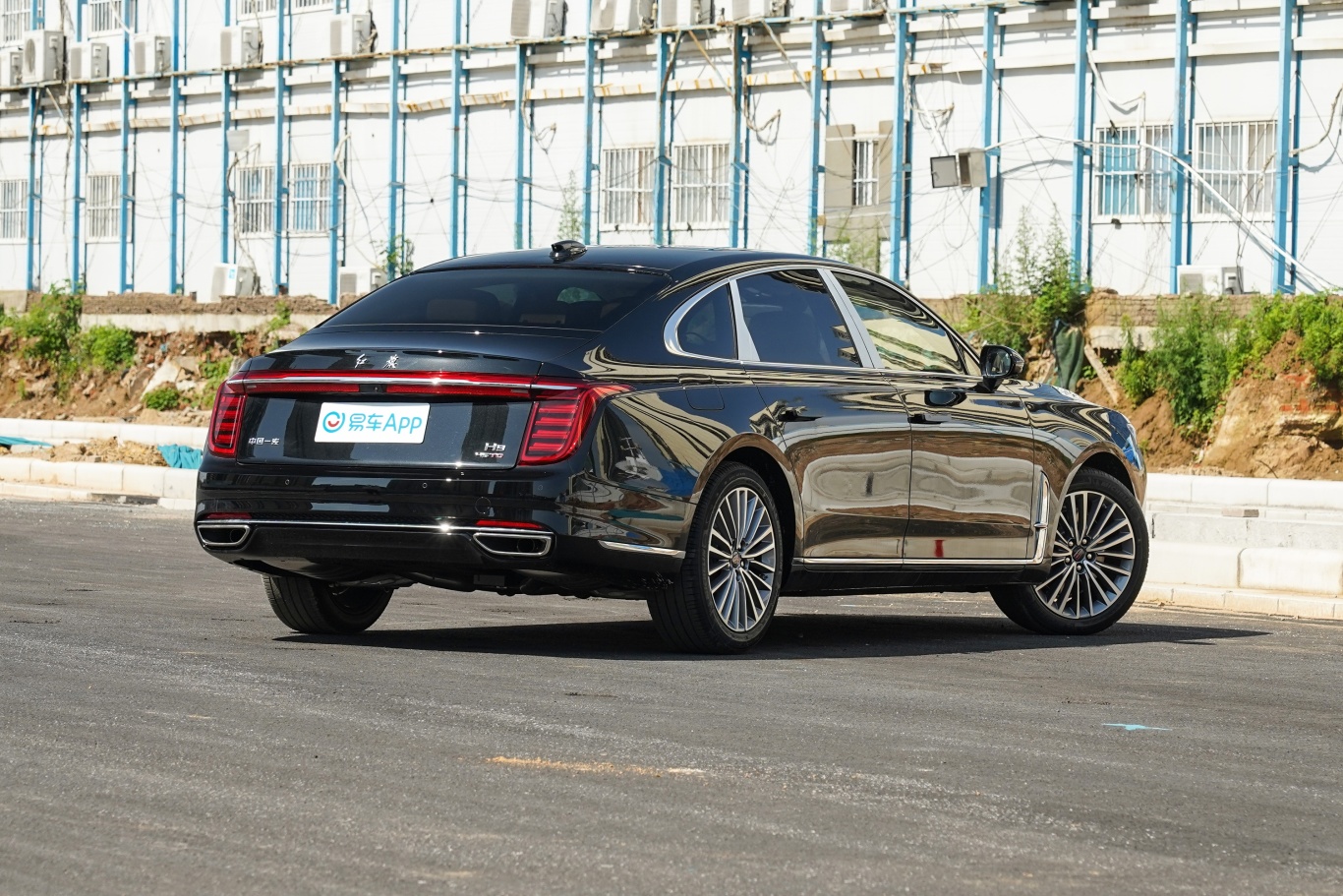 【红旗H92.0T 智联旗享版 5座侧后45度车头向右水平图片-汽车图片大全】-易车