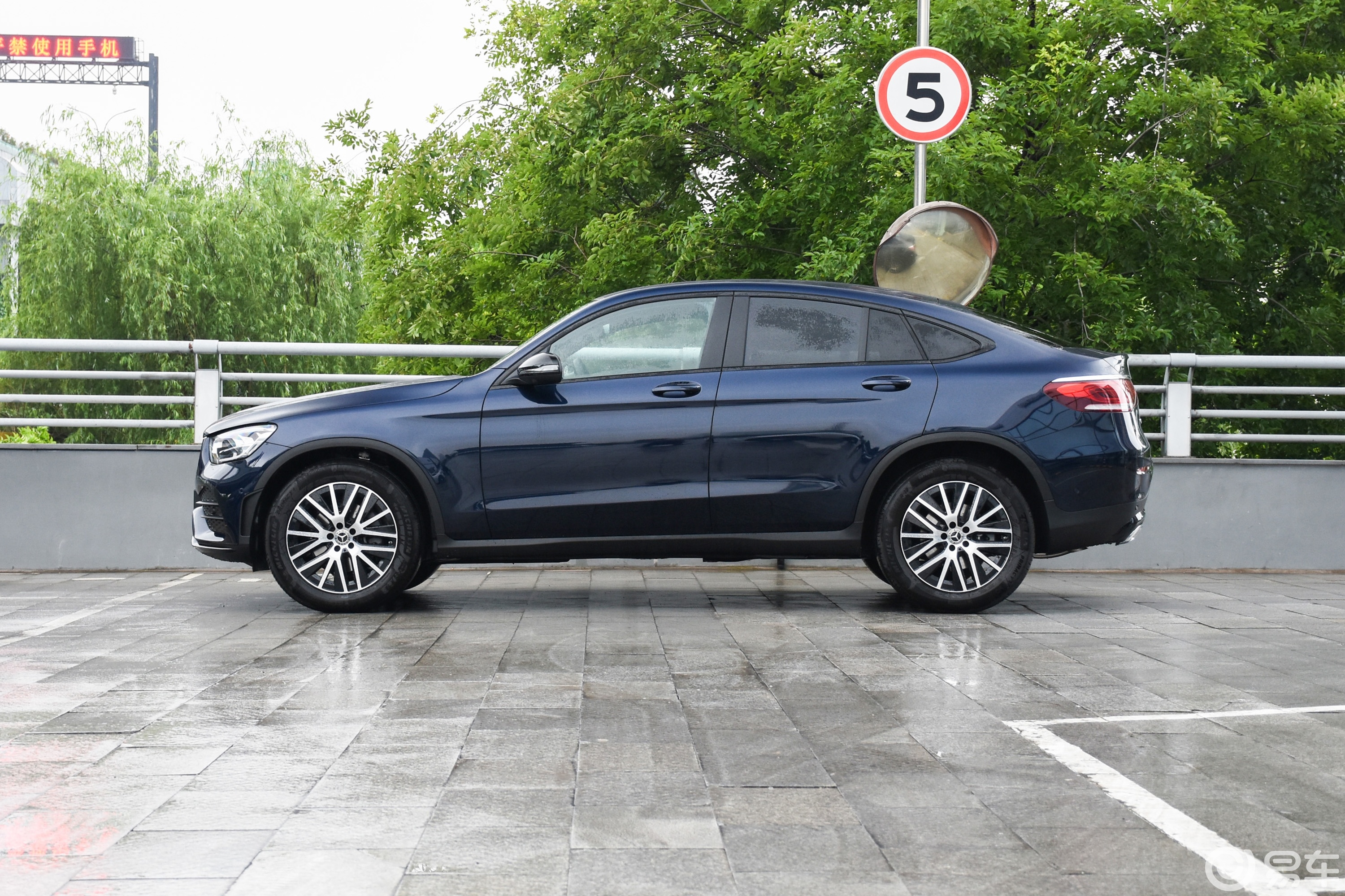 【奔驰GLC轿跑改款 GLC 260 4MATIC 轿跑SUV正侧车头向左水平图片-汽车图片大全】-易车