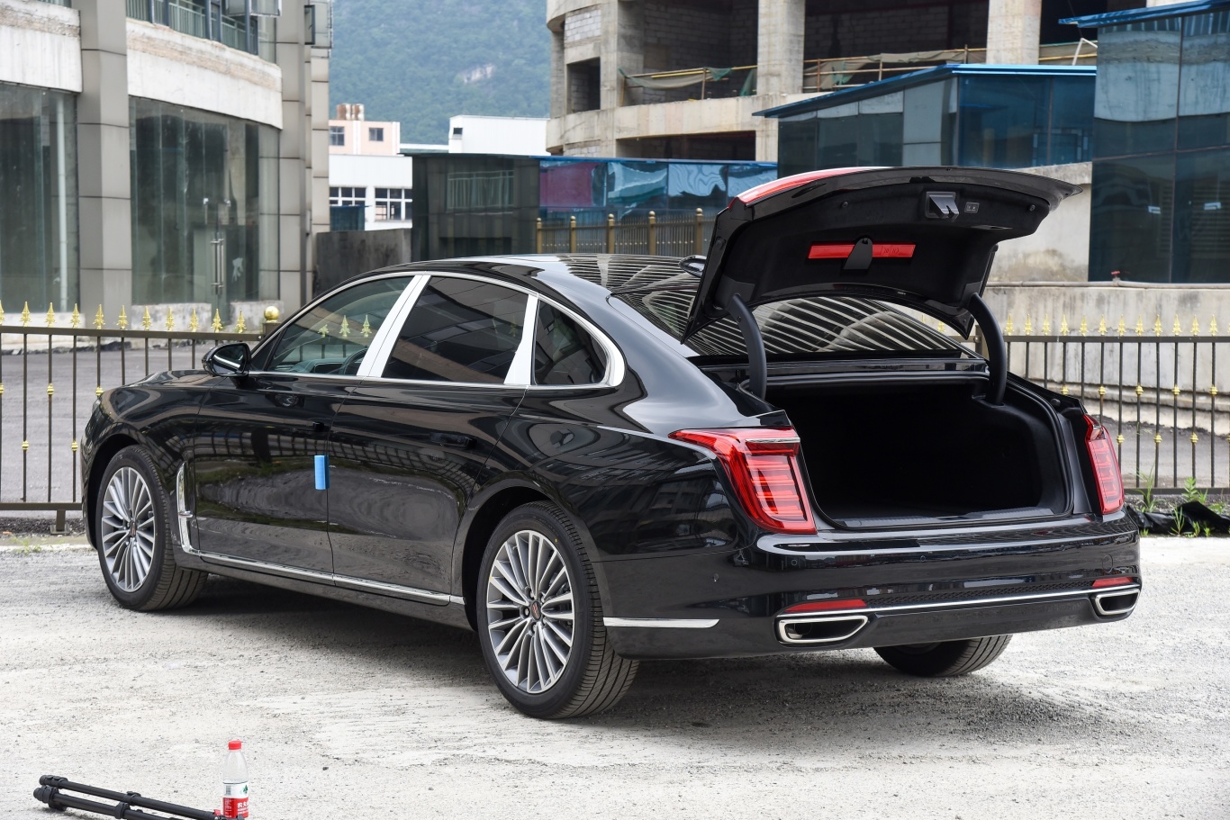 【红旗H92.0T 智联旗畅版 5座后备厢开启45度侧拍图片-汽车图片大全】-易车