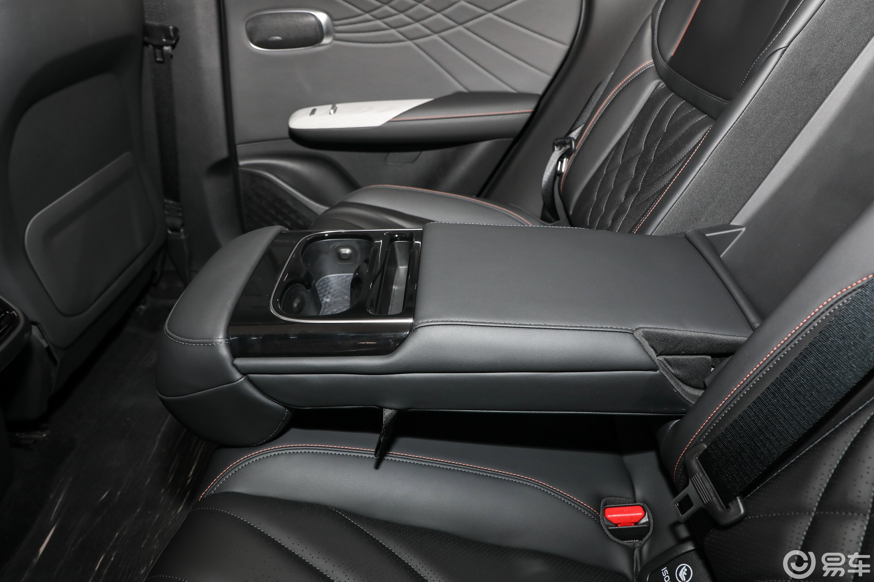 【深蓝S7纯电版 520km 520Max后排杯架图片-汽车图片大全】-易车