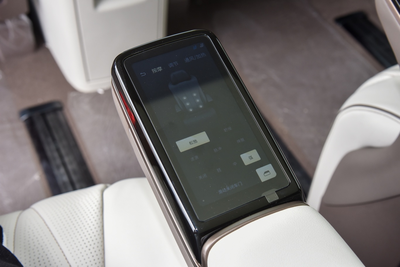 【腾势D9EV 620km 前驱尊贵版 7座空间图片-汽车图片大全】-易车