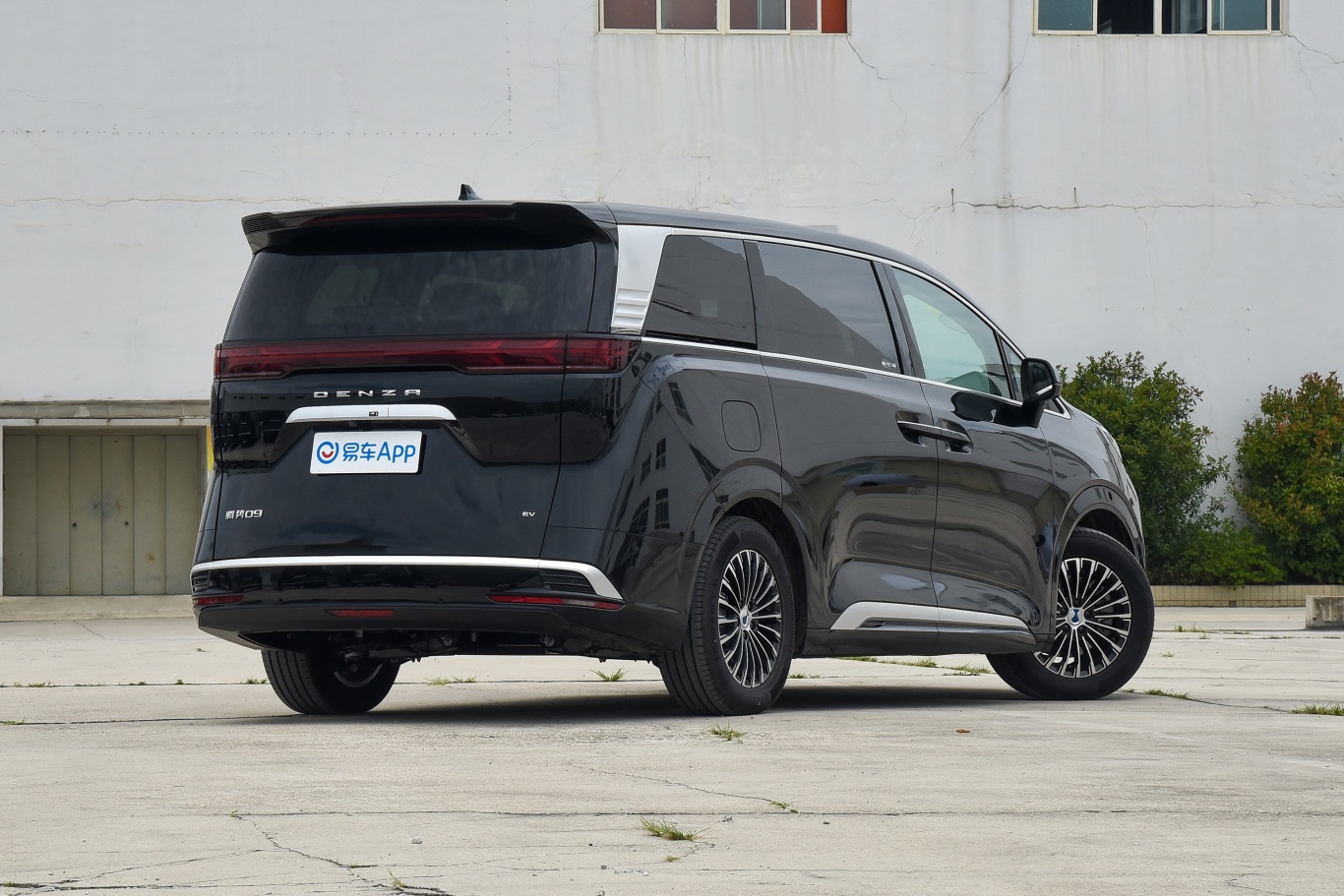 【腾势D9EV 620km 前驱尊贵版 7座侧后45度车头向右水平图片-汽车图片大全】-易车