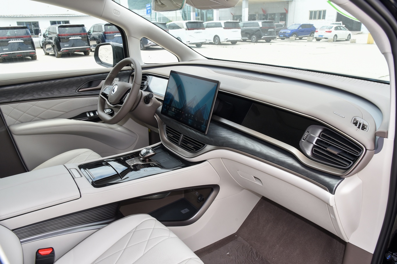 【腾势D9EV 620km 前驱尊贵版 7座内饰全景副驾驶员方向图片-汽车图片大全】-易车