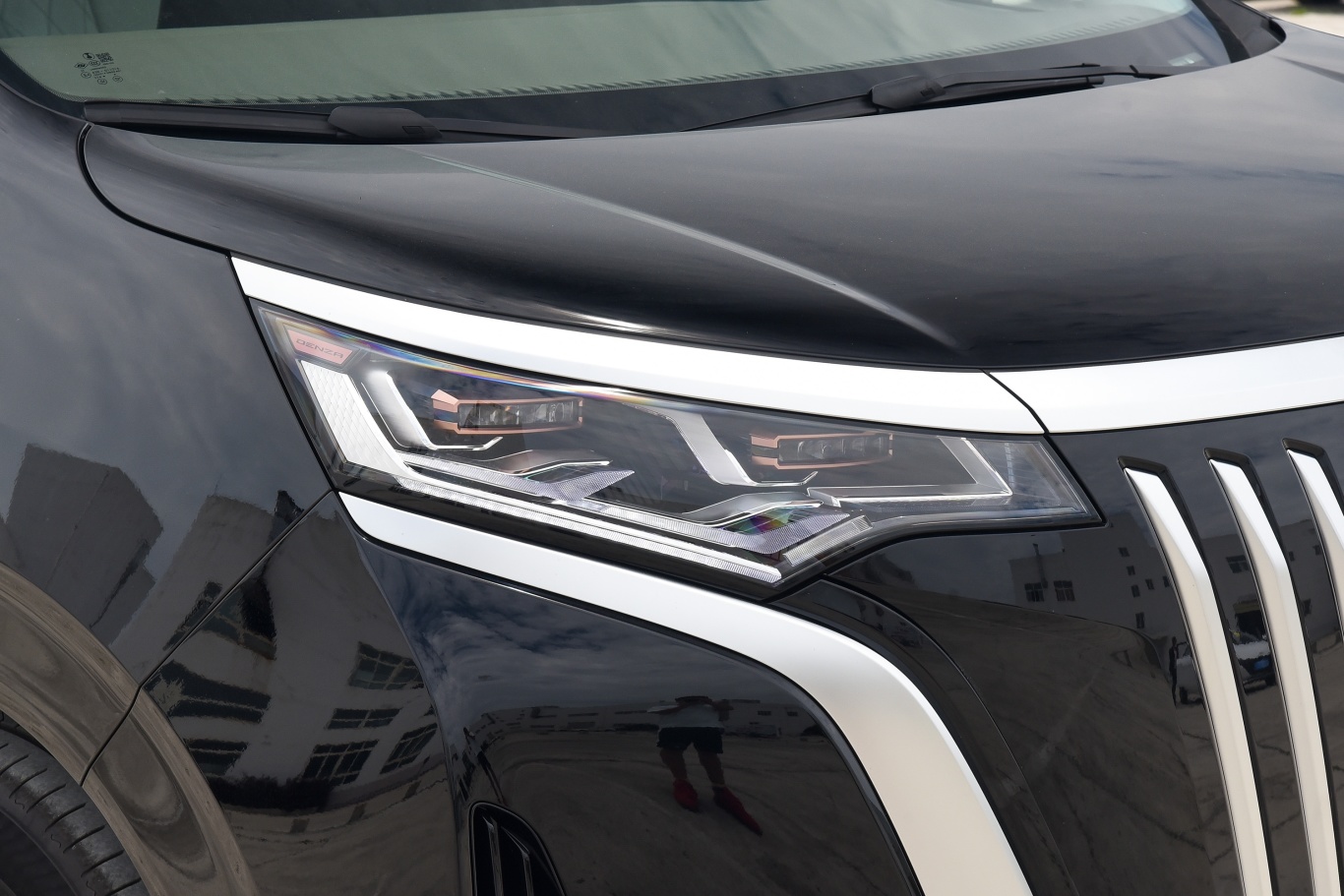 【腾势D9EV 620km 前驱尊贵版 7座大灯侧45度俯拍图片-汽车图片大全】-易车