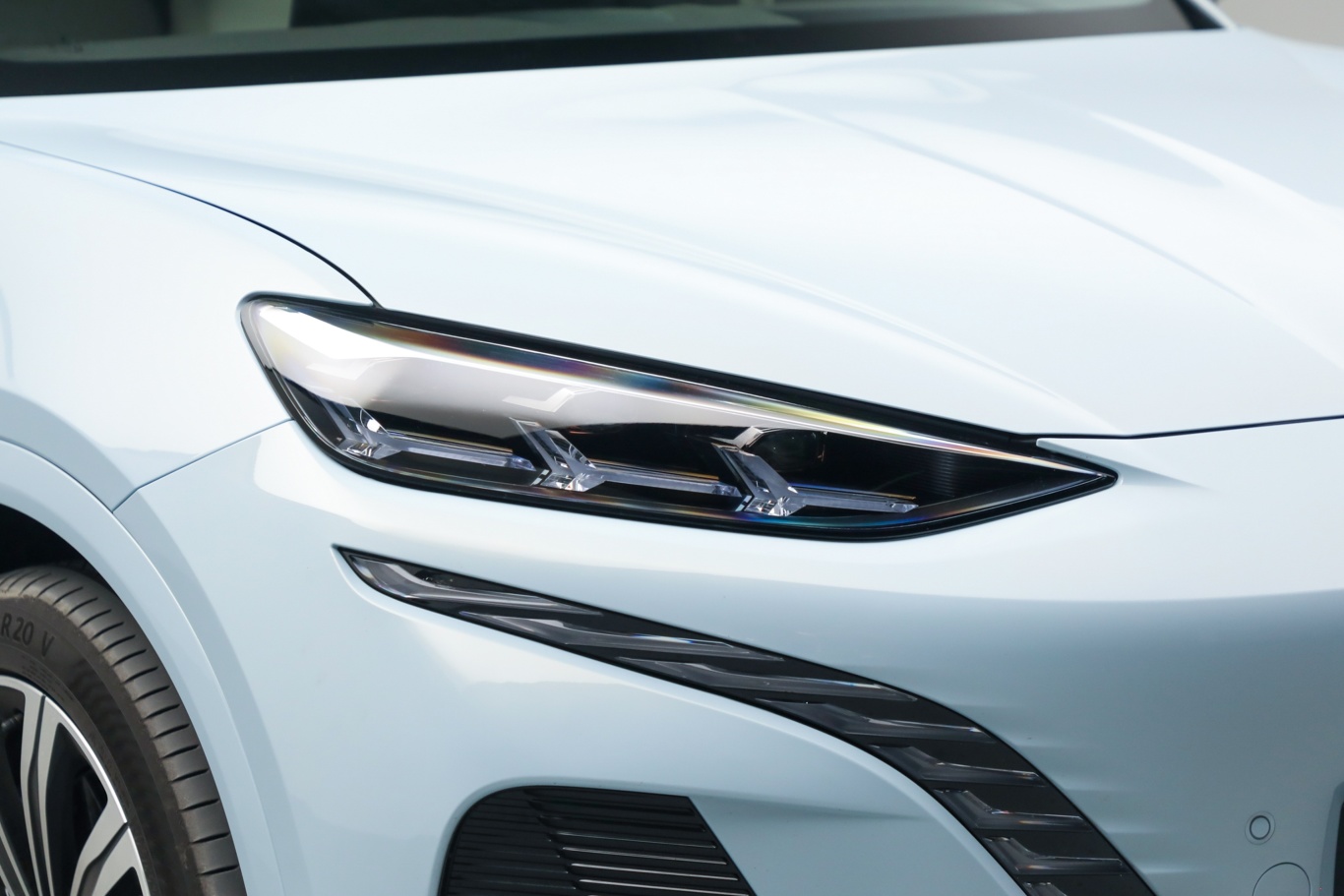 【腾势N7630km 四驱长续航性能Max版大灯侧45度俯拍图片-汽车图片大全】-易车