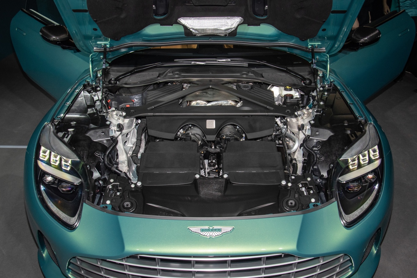 【阿斯顿·马丁DB124.0T V8前舱整体图片-汽车图片大全】-易车