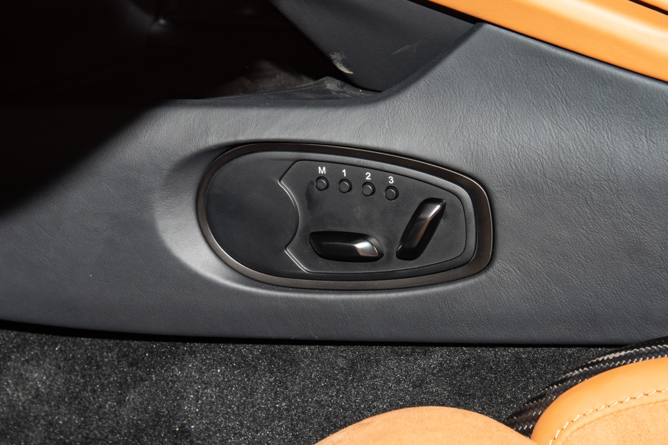 【阿斯顿·马丁DB124.0T V8主驾座椅调节图片-汽车图片大全】-易车