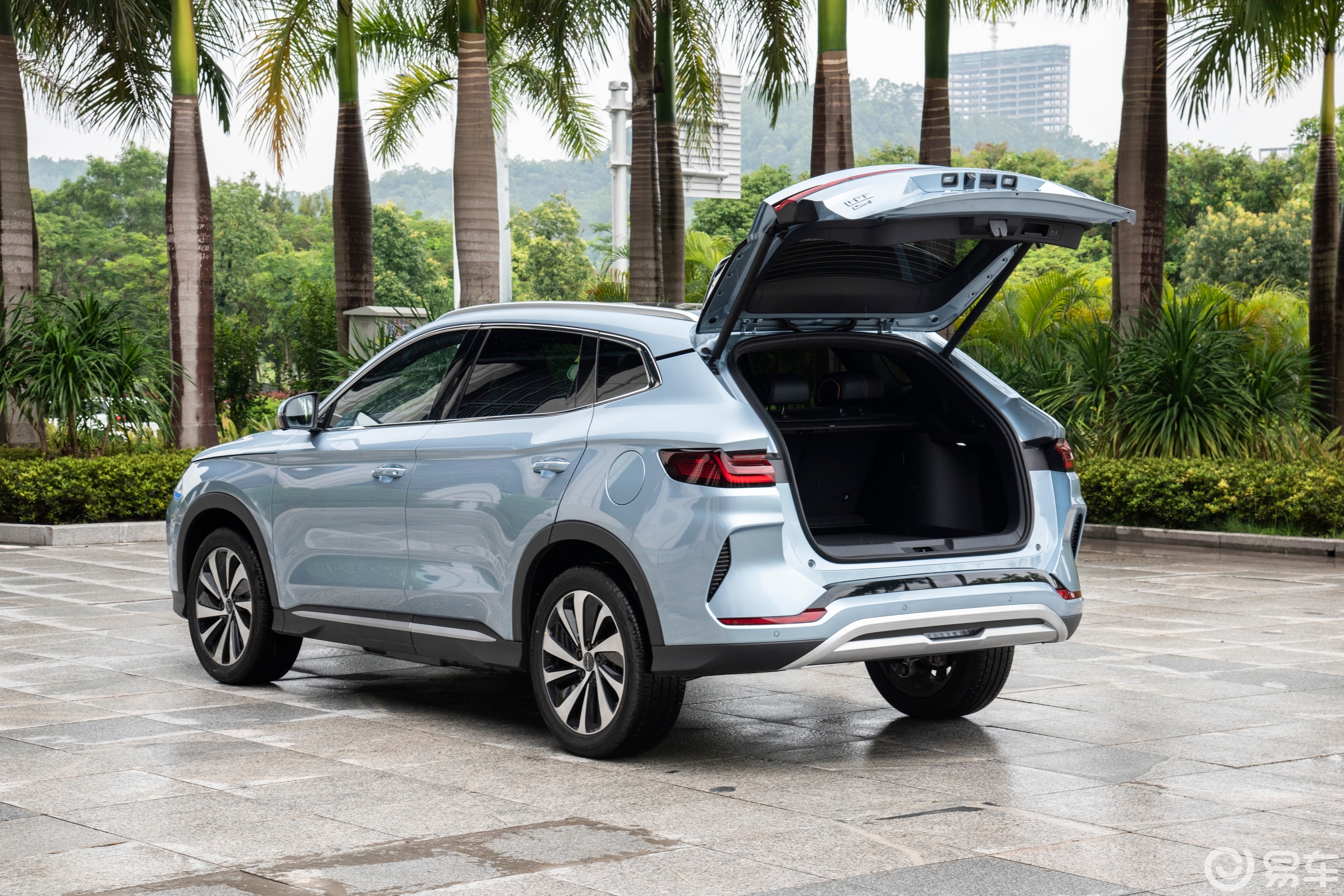 【宋PLUS新能源DM-i 冠军版 1.5L 110km 旗舰PLUS后备厢开启45度侧拍图片-汽车图片大全】-易车