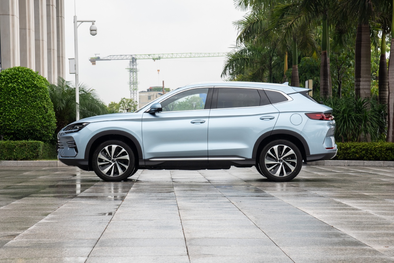 【宋PLUS新能源DM-i 冠军版 1.5L 110km 旗舰PLUS正侧车头向左水平图片-汽车图片大全】-易车