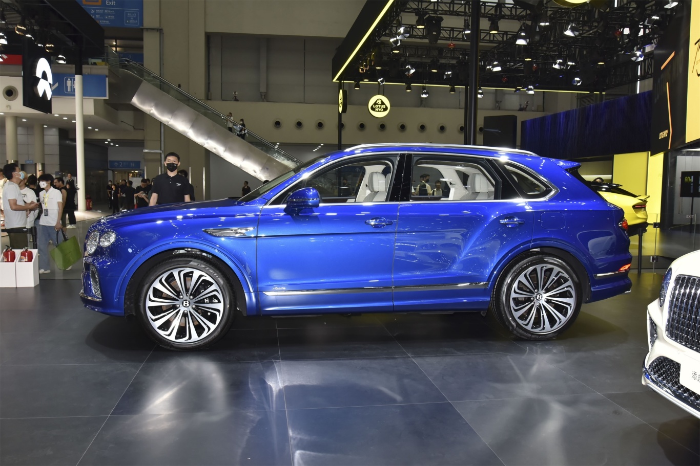 【添越4.0T V8 长轴距雅度版正侧车头向左水平图片-汽车图片大全】-易车