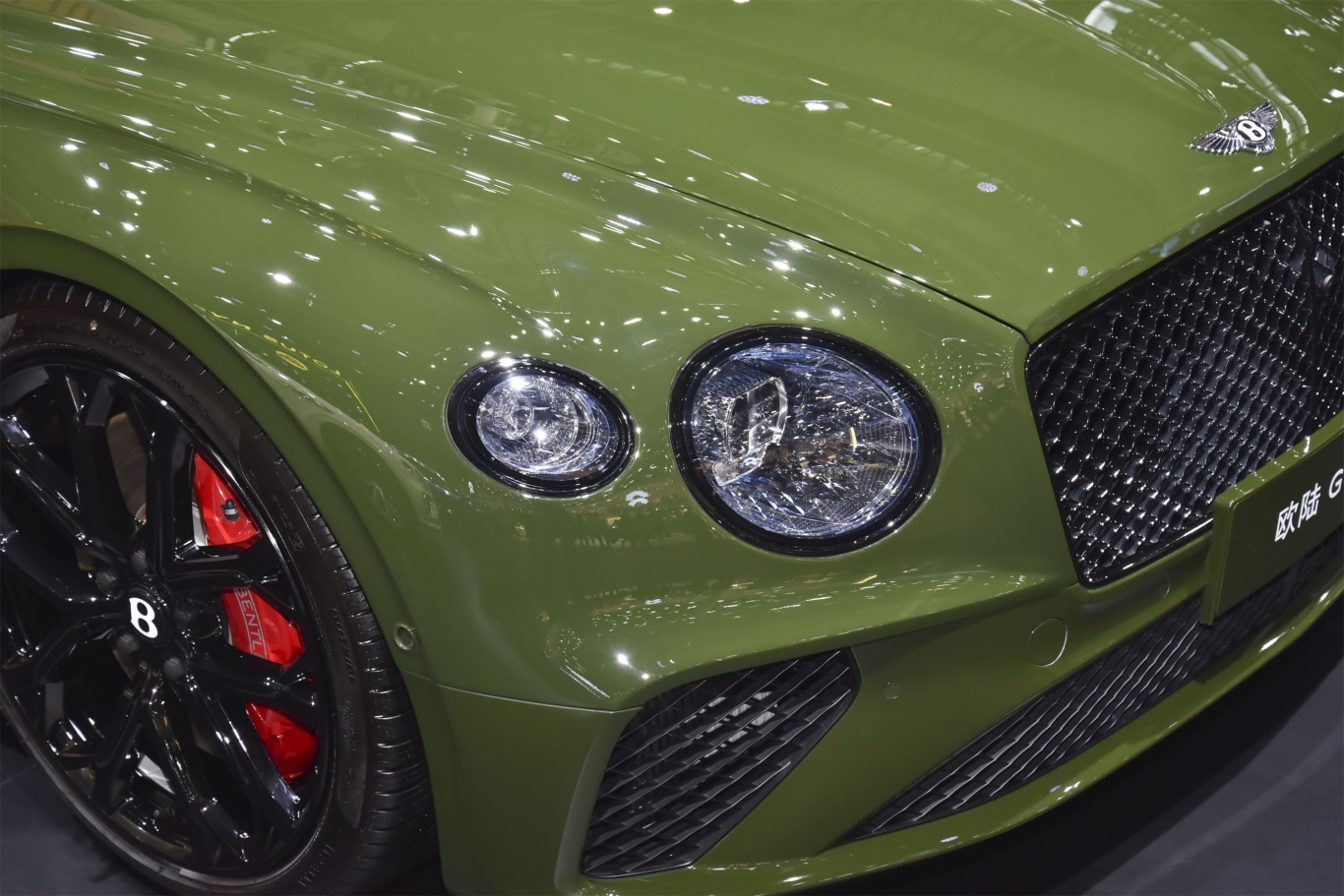 【欧陆4.0T GT S V8大灯侧45度俯拍图片-汽车图片大全】-易车