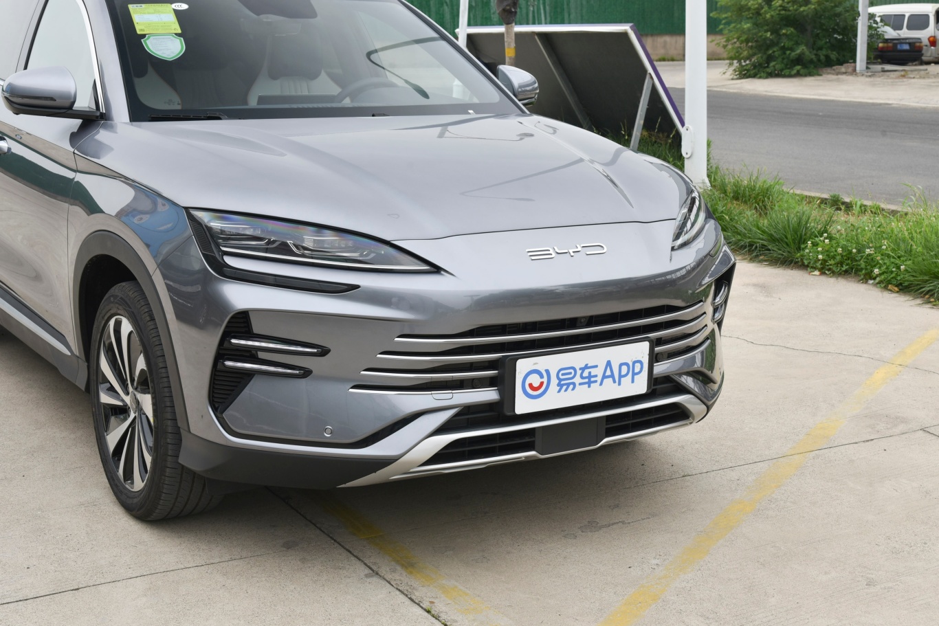 【宋PLUS新能源DM-i 冠军版 1.5L 110km 旗舰型前格栅侧俯拍图片-汽车图片大全】-易车