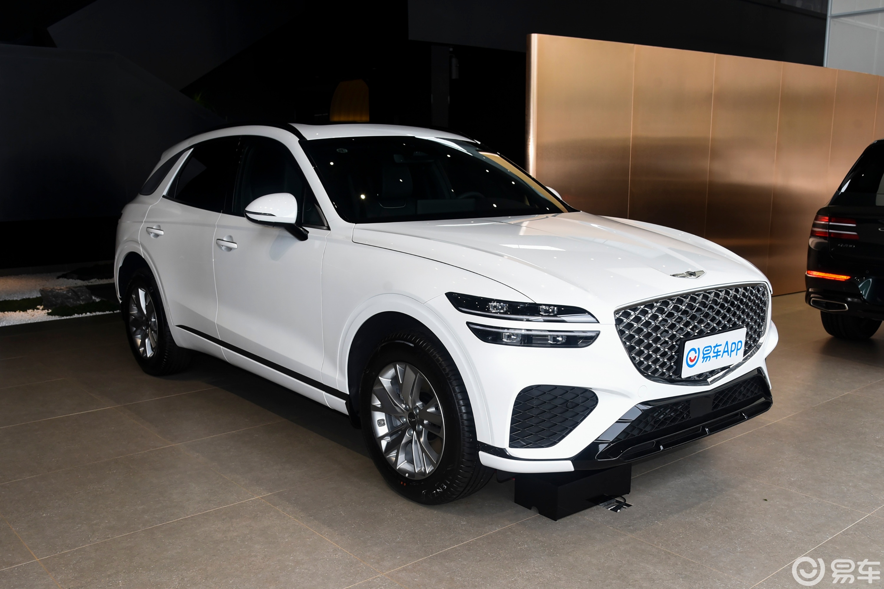 【捷尼赛思GV702.5T 两驱豪华版侧前45度车头向右水平图片-汽车图片大全】-易车