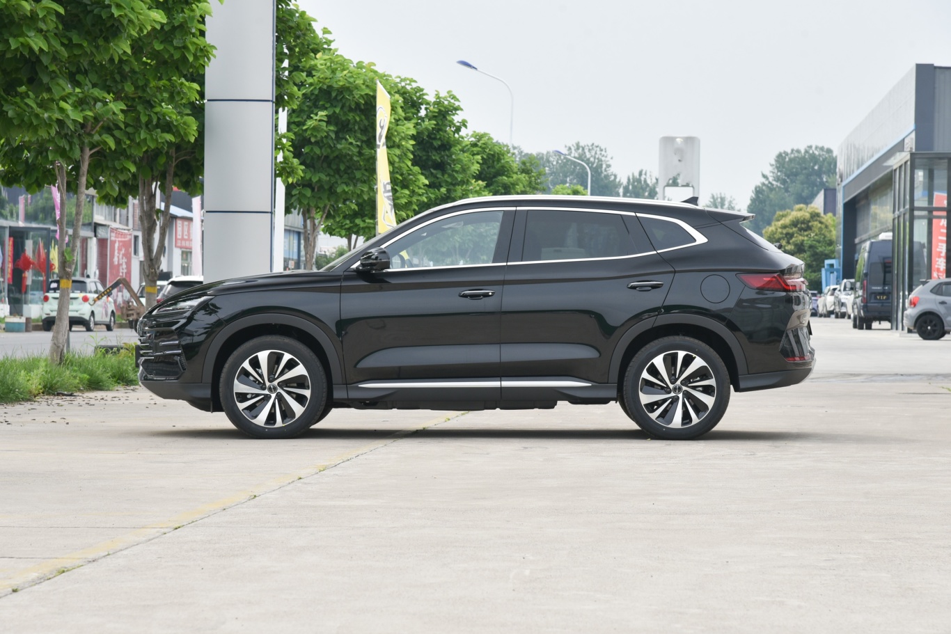 【宋PLUS新能源DM-i 冠军版 1.5L 110km 旗舰PLUS正侧车头向左水平图片-汽车图片大全】-易车