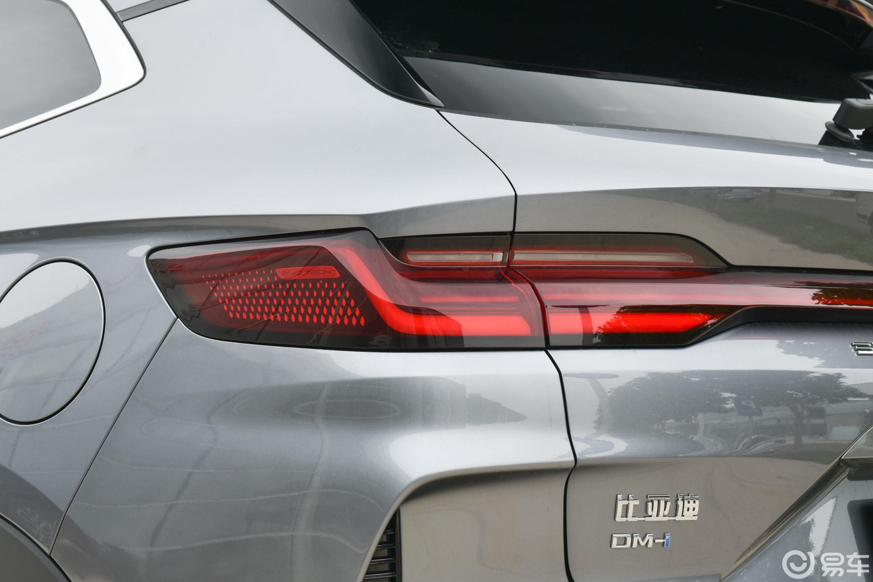 【宋PLUS新能源DM-i 冠军版 1.5L 110km 旗舰型尾灯侧45度俯拍图片-汽车图片大全】-易车
