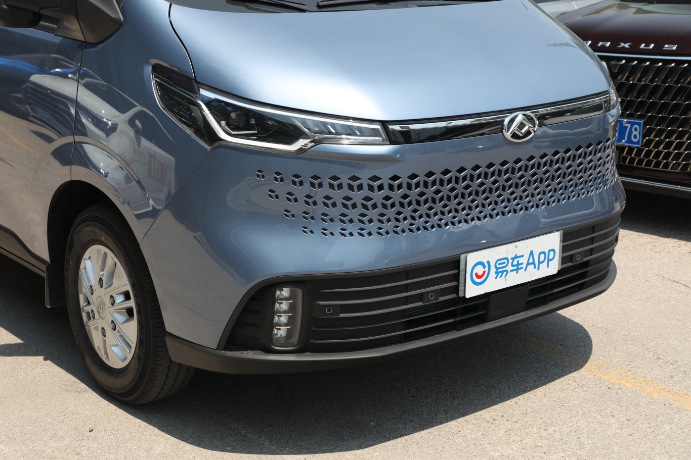 【新途V702.0T 自动长轴中顶精英版110kW 7座前格栅侧俯拍图片-汽车图片大全】-易车