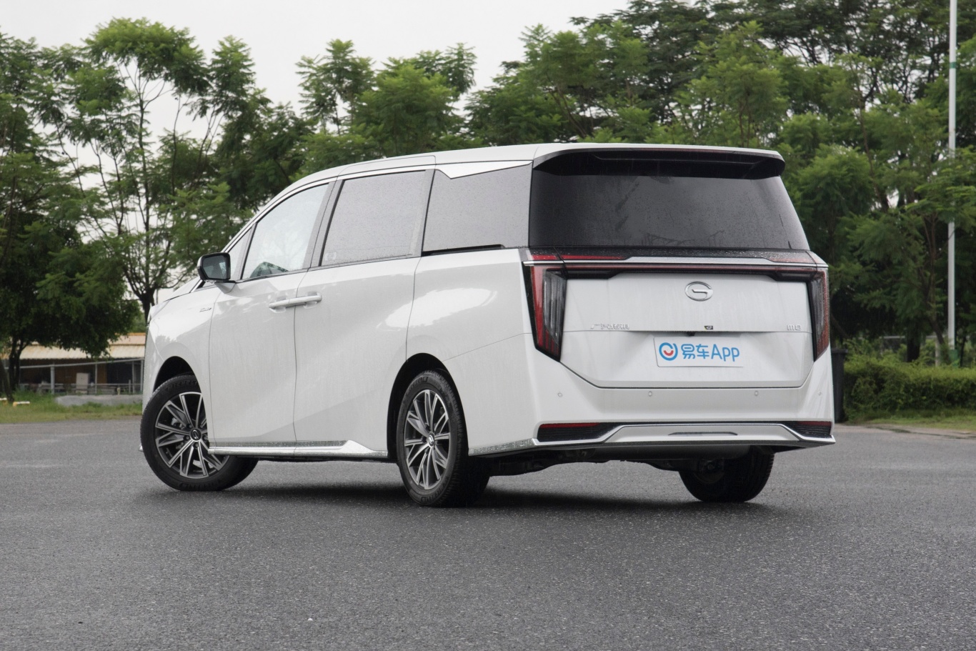 【传祺M8大师系列 2.0T 至尊版 7座侧后45度车头向左水平图片-汽车图片大全】-易车