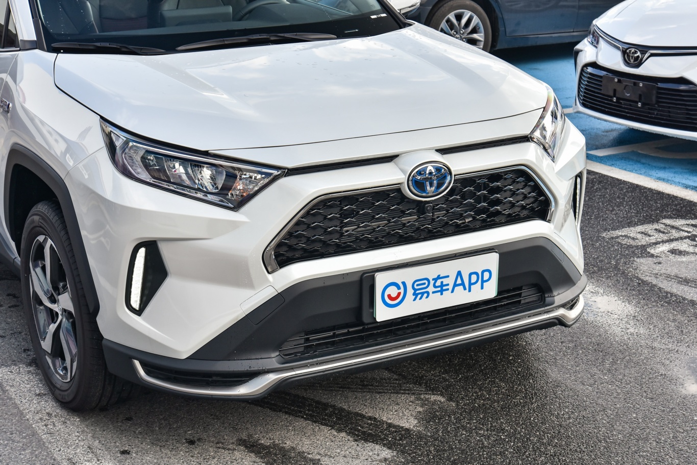 【RAV4荣放 双擎E+2.5L 两驱精英Pro版前格栅侧俯拍图片-汽车图片大全】-易车