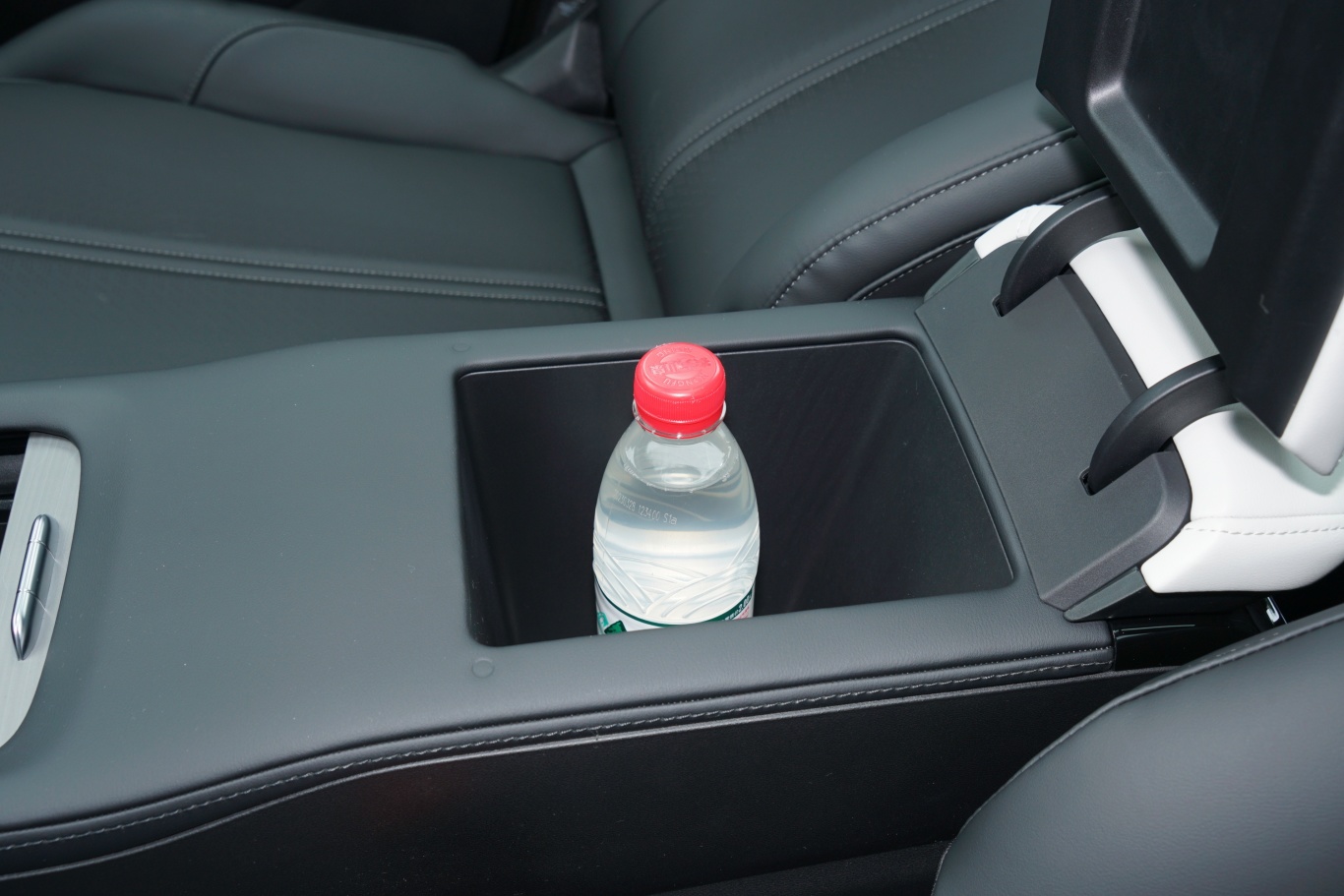 【银河L71.5T 115km PLUS前排扶手箱储物格图片-汽车图片大全】-易车