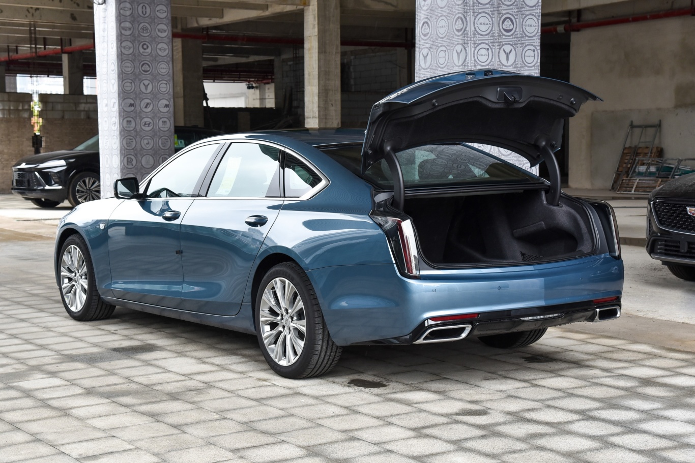 【凯迪拉克CT628T 豪华型后备厢开启45度侧拍图片-汽车图片大全】-易车