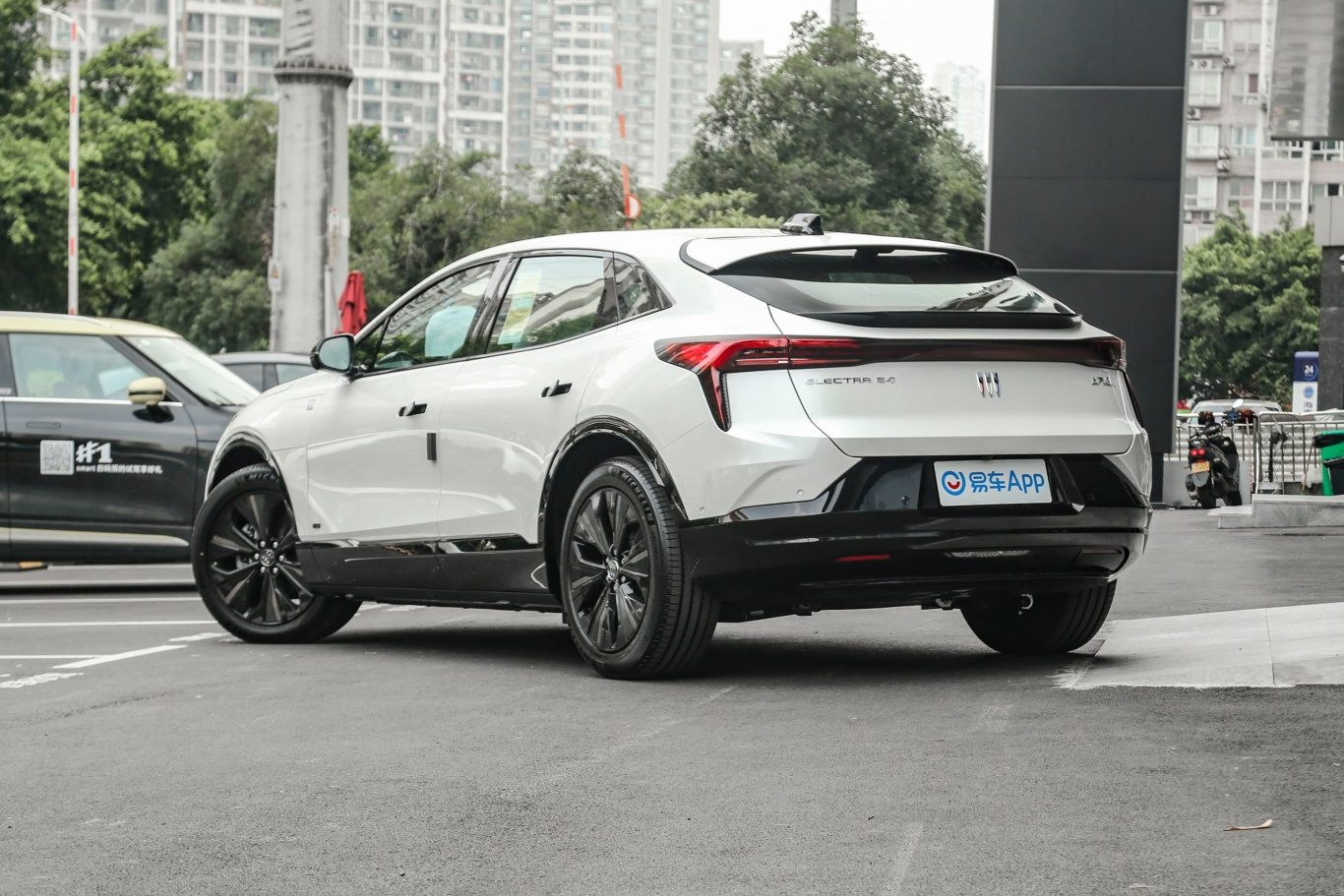 【别克E4530km 前驱GS版侧后45度车头向左水平图片-汽车图片大全】-易车