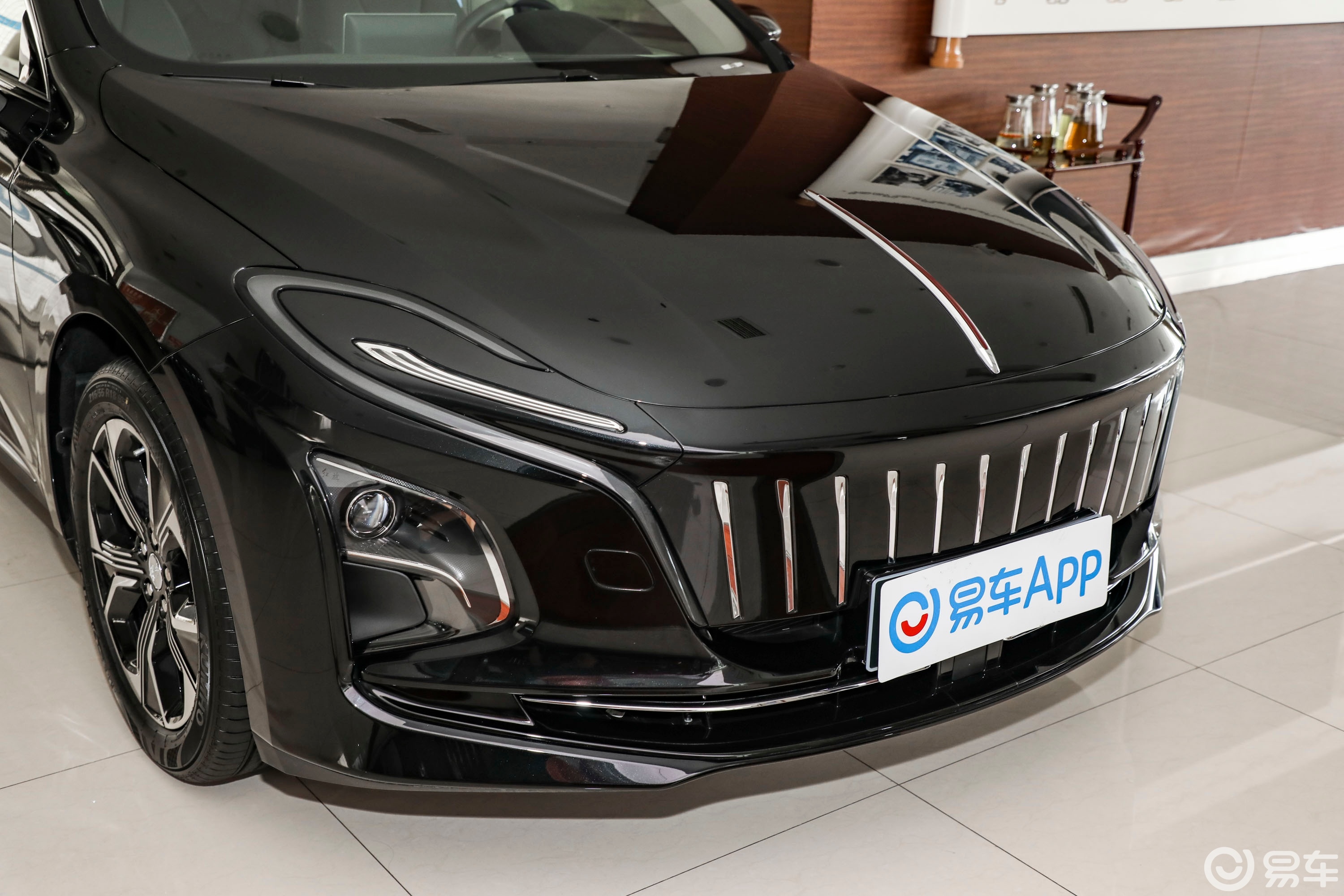 【红旗E-QM5改款 431km 基础出行版前格栅侧俯拍图片-汽车图片大全】-易车