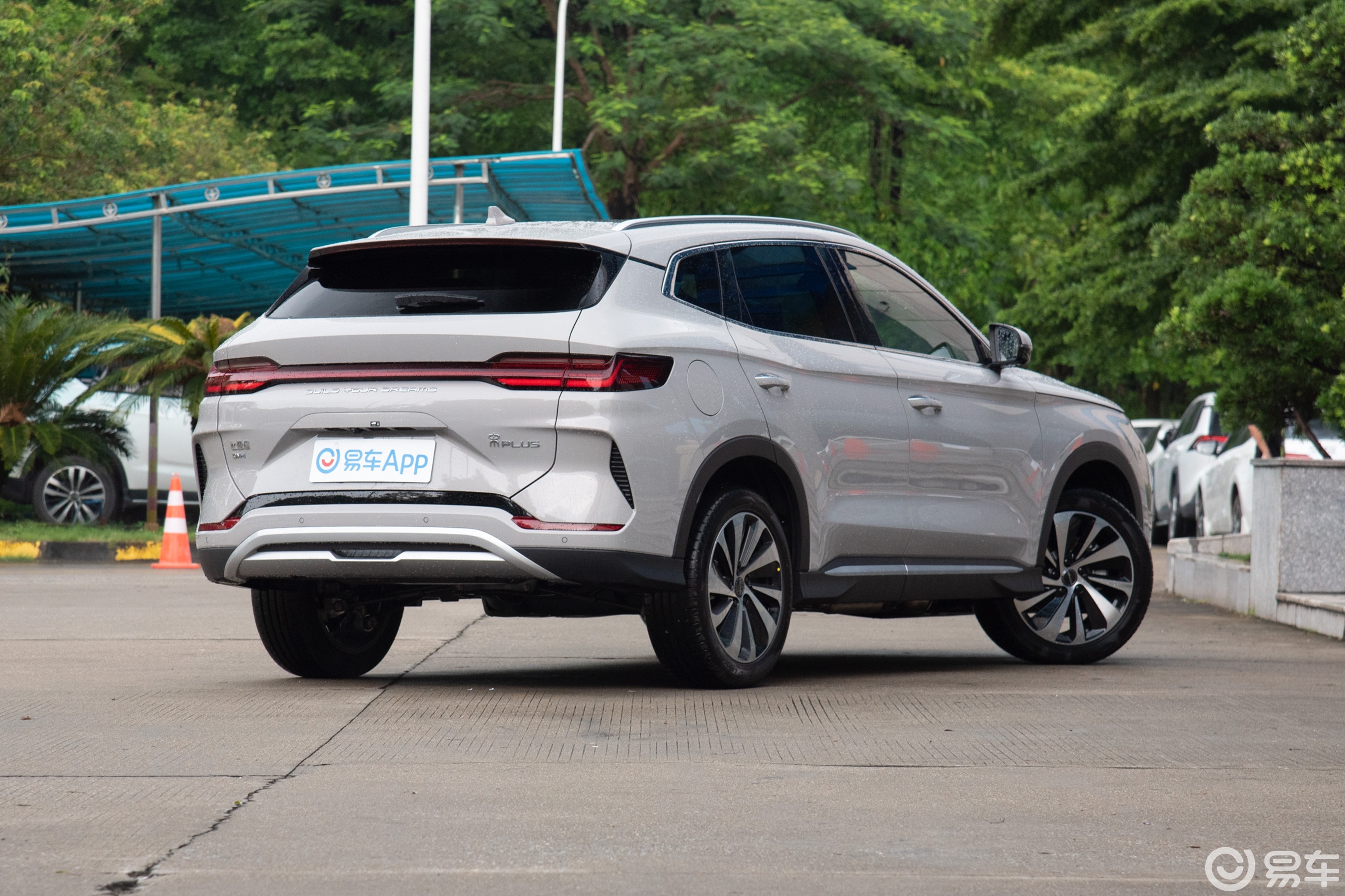 【宋PLUS新能源DM-i 冠军版 1.5L 110km 旗舰PLUS侧后45度车头向右水平图片-汽车图片大全】-易车