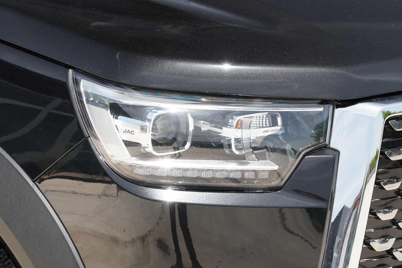 【江淮T8PRO 2.0T 自动两驱大双锐行版 柴油大灯侧45度俯拍图片-汽车图片大全】-易车