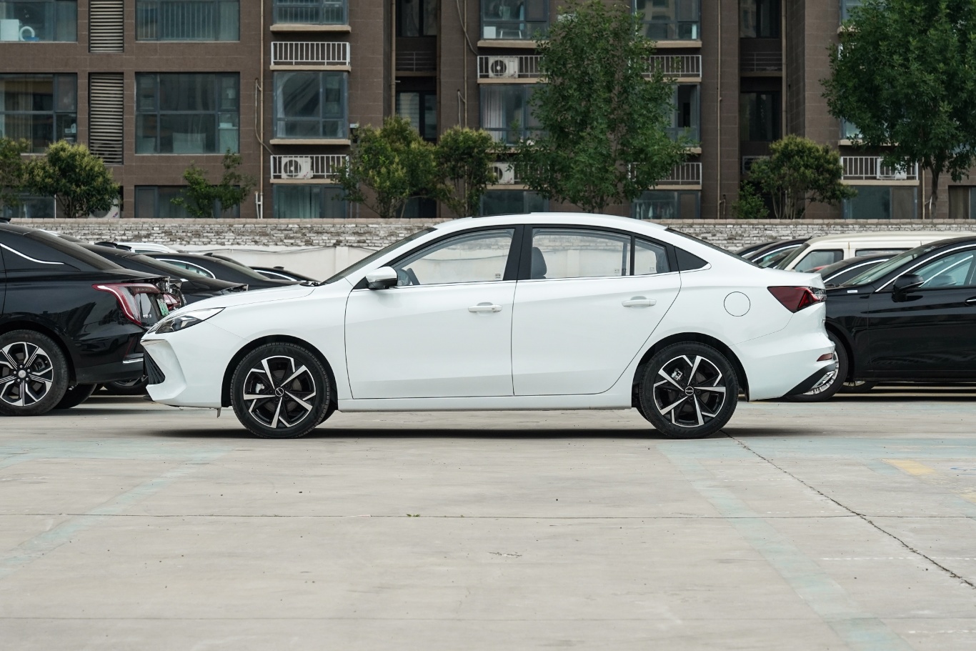 【荣威i51.5L CVT尊荣版正侧车头向左水平图片-汽车图片大全】-易车