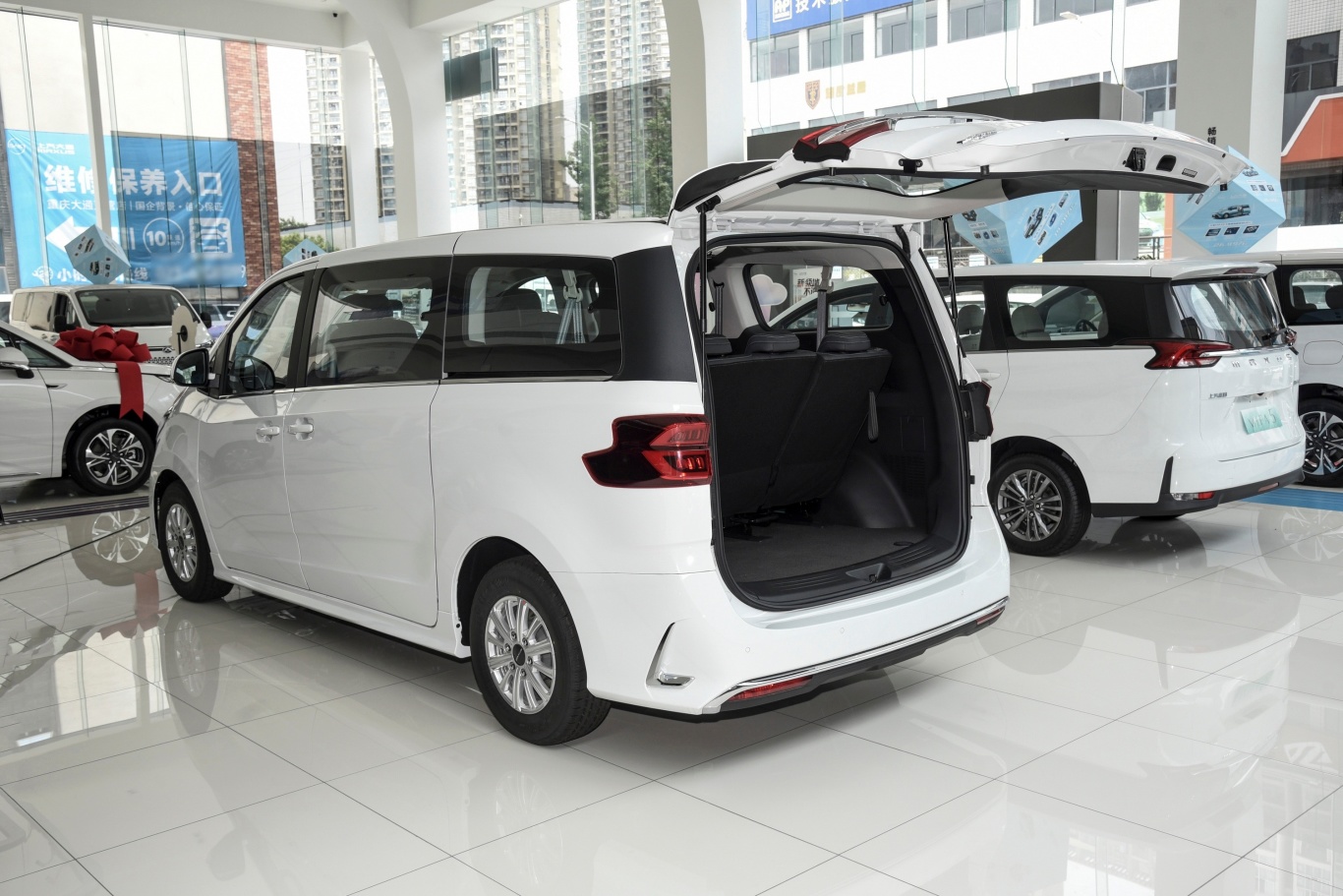 【大通G20改款 ES 2.0T 手动超值版 7座 柴油后备厢开启45度侧拍图片-汽车图片大全】-易车