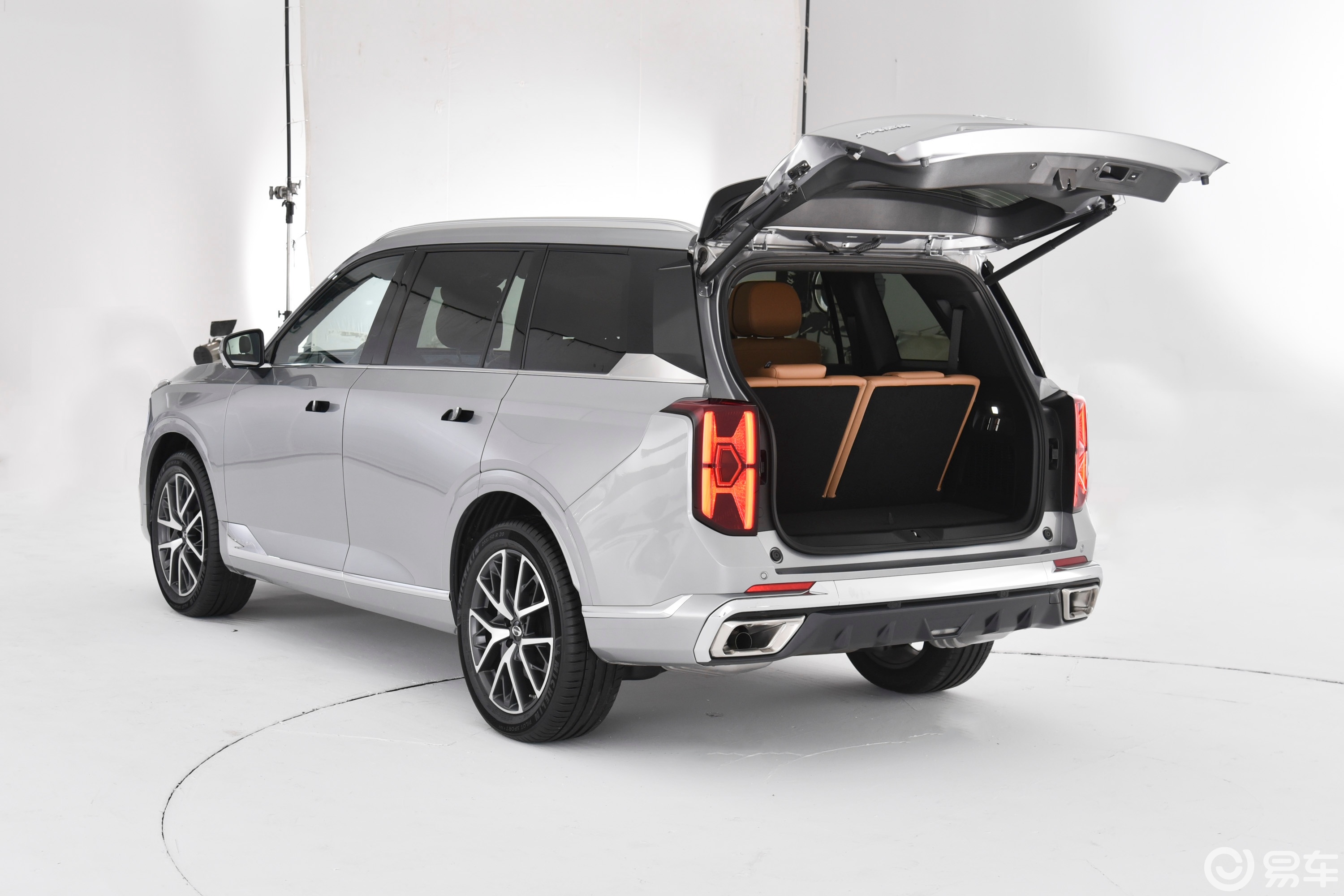 【传祺GS8双擎 2.0T 四驱尊贵版 6座后备厢开启45度侧拍图片-汽车图片大全】-易车