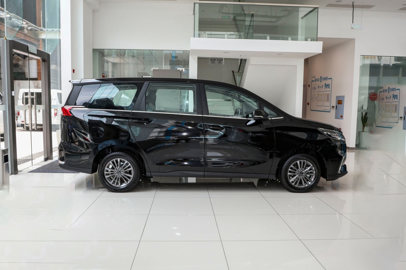 【大通G501.5T 手动畅游B正侧车头向右水平图片-汽车图片大全】-易车