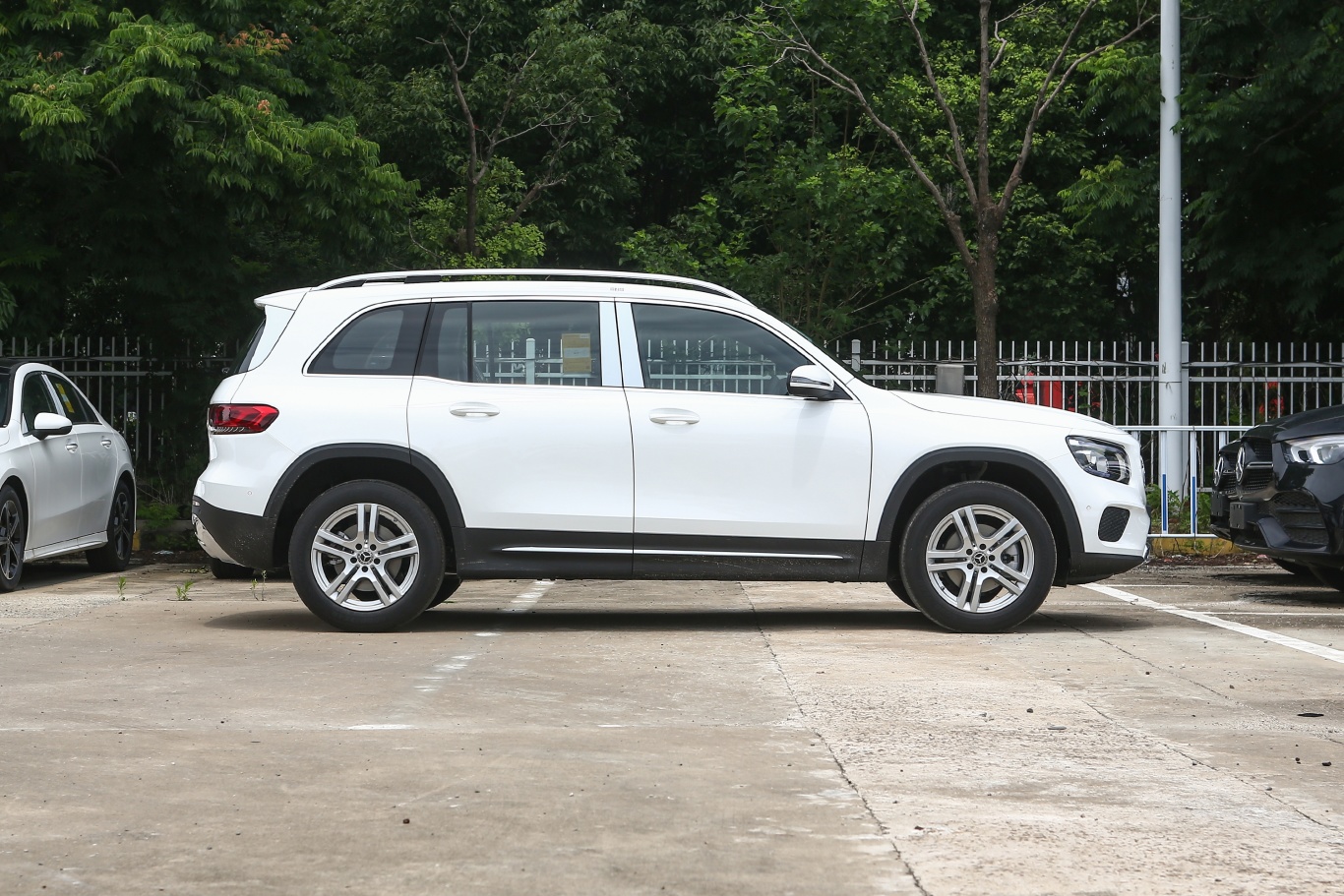 【奔驰GLB改款 GLB 200 时尚型正侧车头向右水平图片-汽车图片大全】-易车