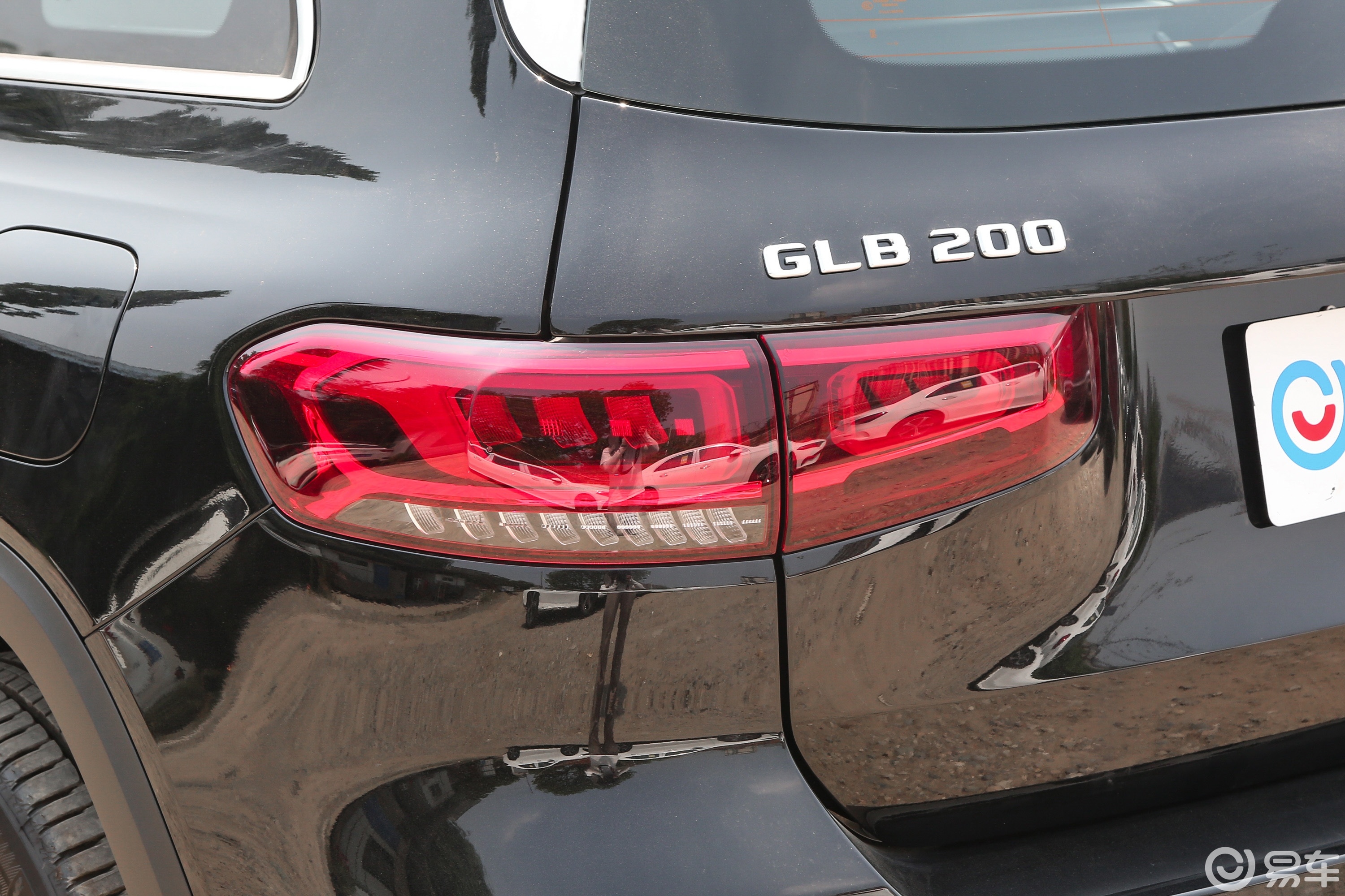【奔驰GLB改款 GLB 200 动感型尾灯侧45度俯拍图片-汽车图片大全】-易车