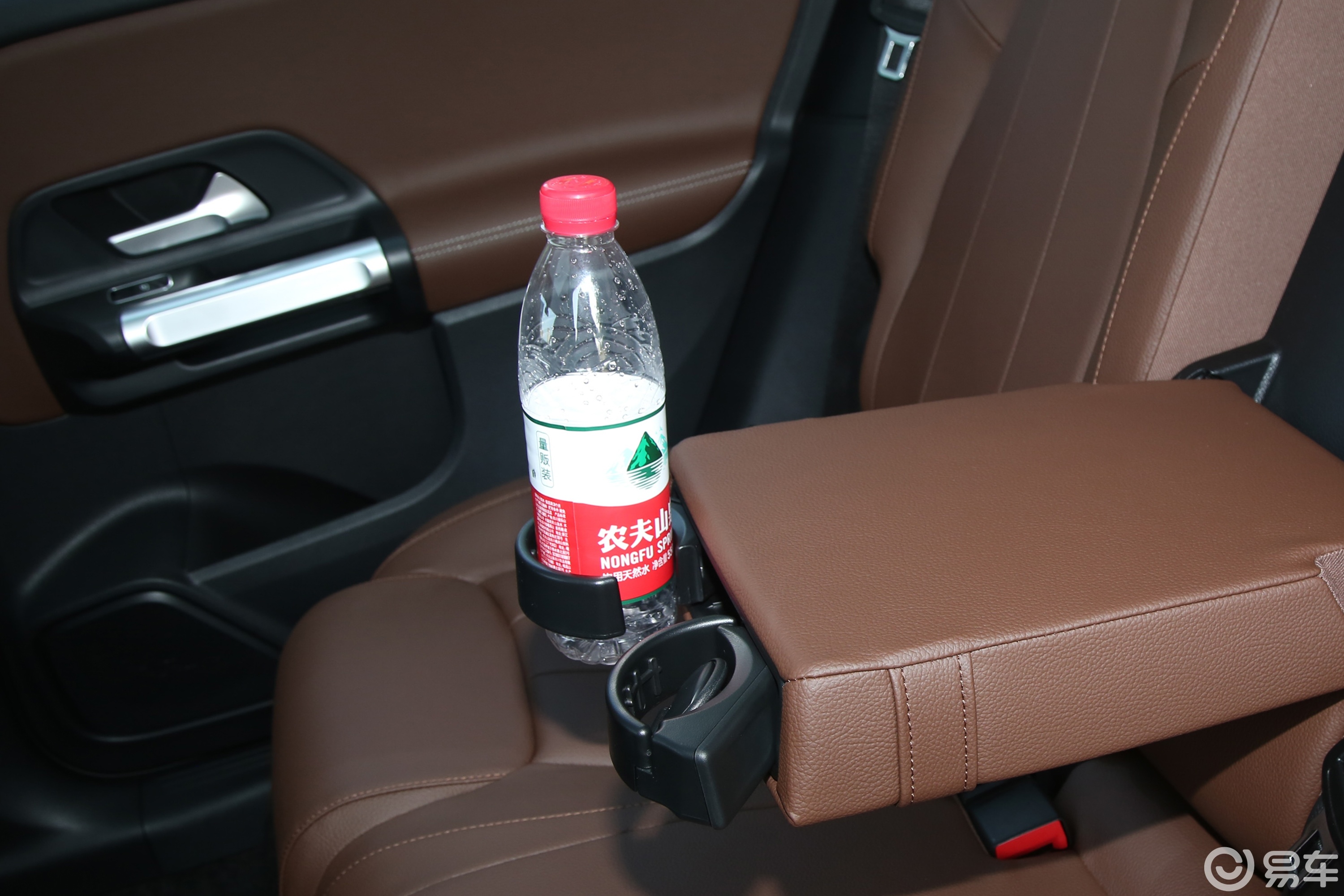 【奔驰GLB改款 GLB 200 动感型后排杯架图片-汽车图片大全】-易车