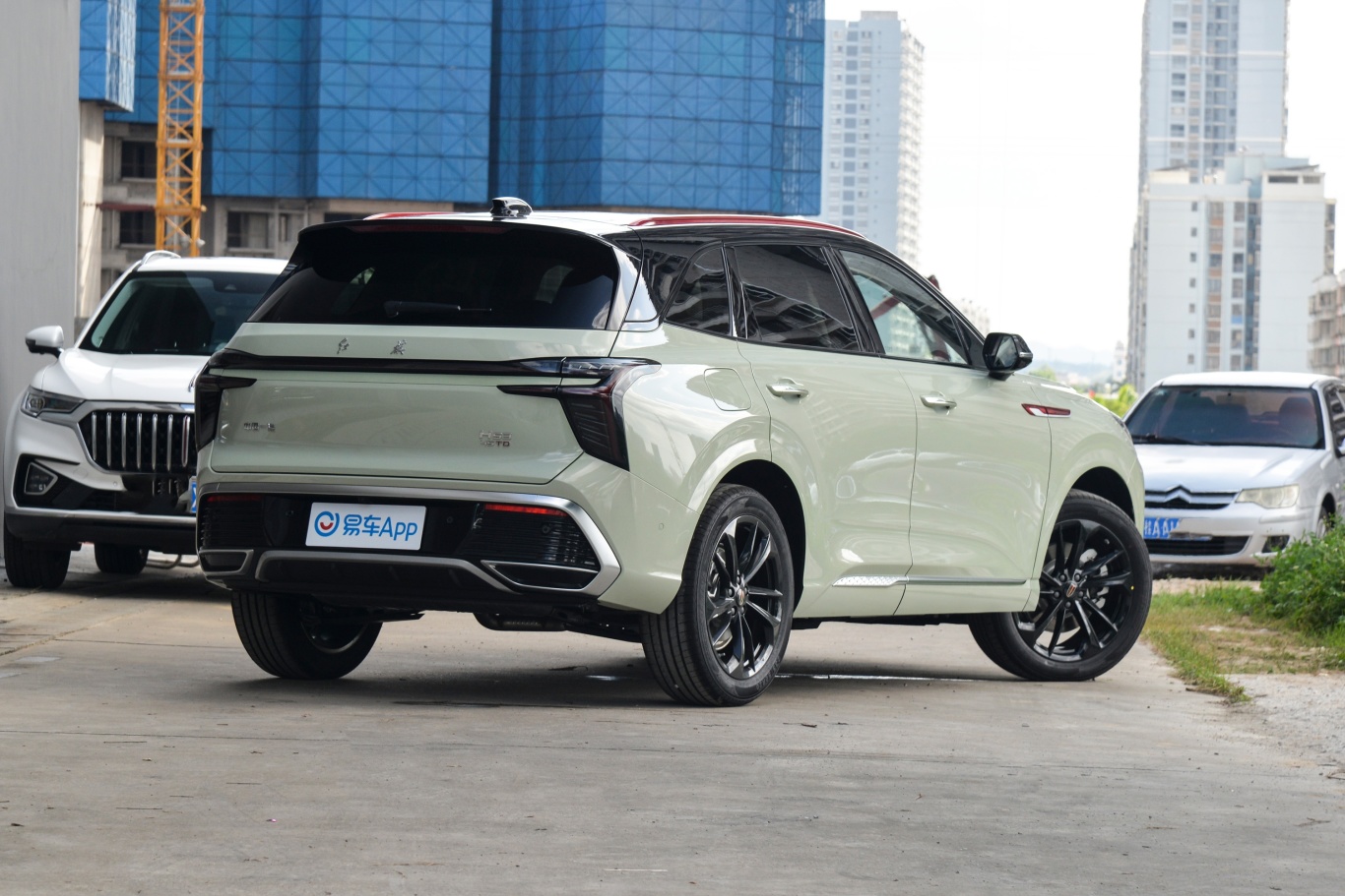 【红旗HS32.0T 自动四驱有为版侧后45度车头向右水平图片-汽车图片大全】-易车