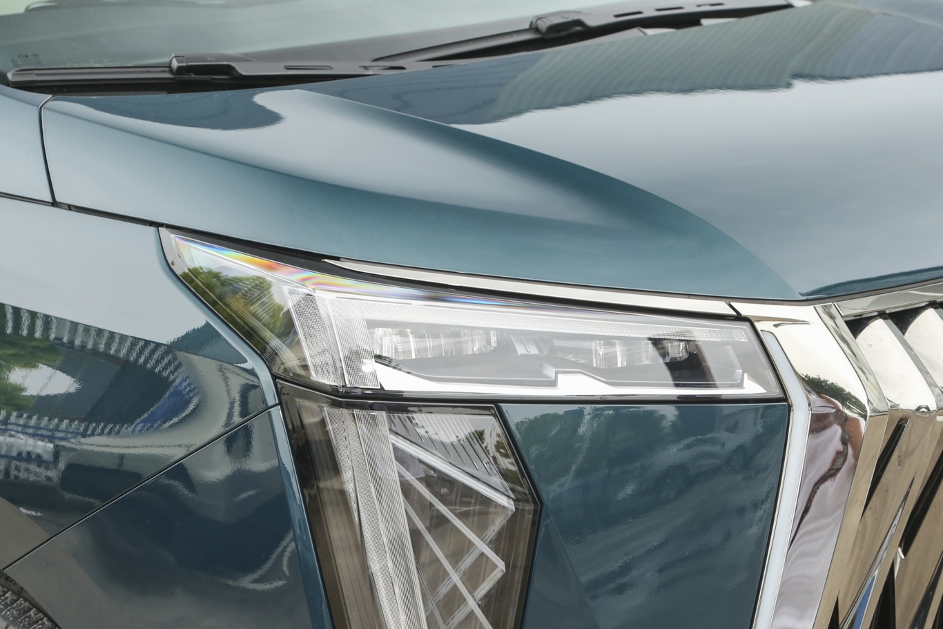 【传祺M8宗师系列 400T 至尊版 7座大灯侧45度俯拍图片-汽车图片大全】-易车