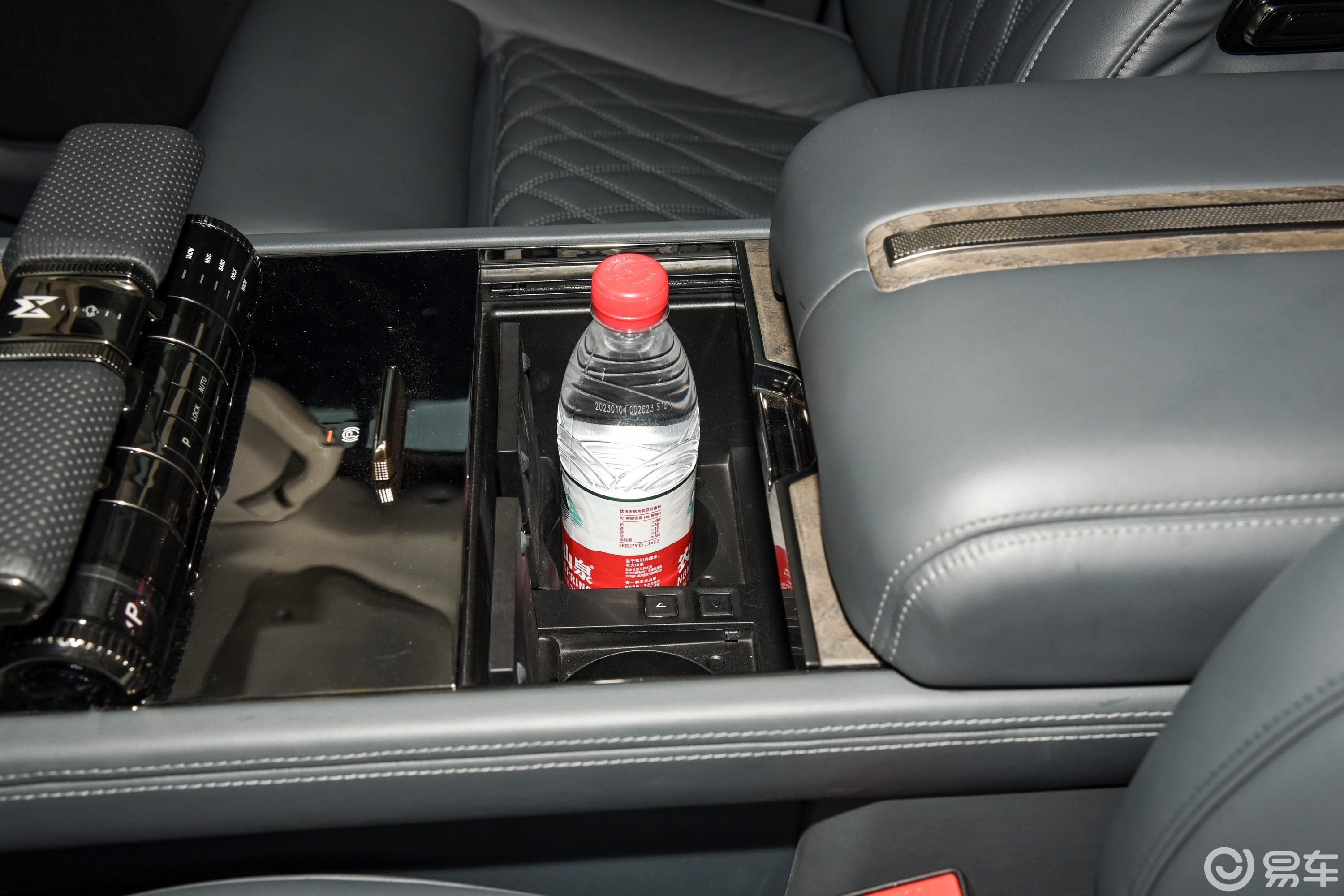 【猛士917增程式 156km 创始版前排杯架图片-汽车图片大全】-易车