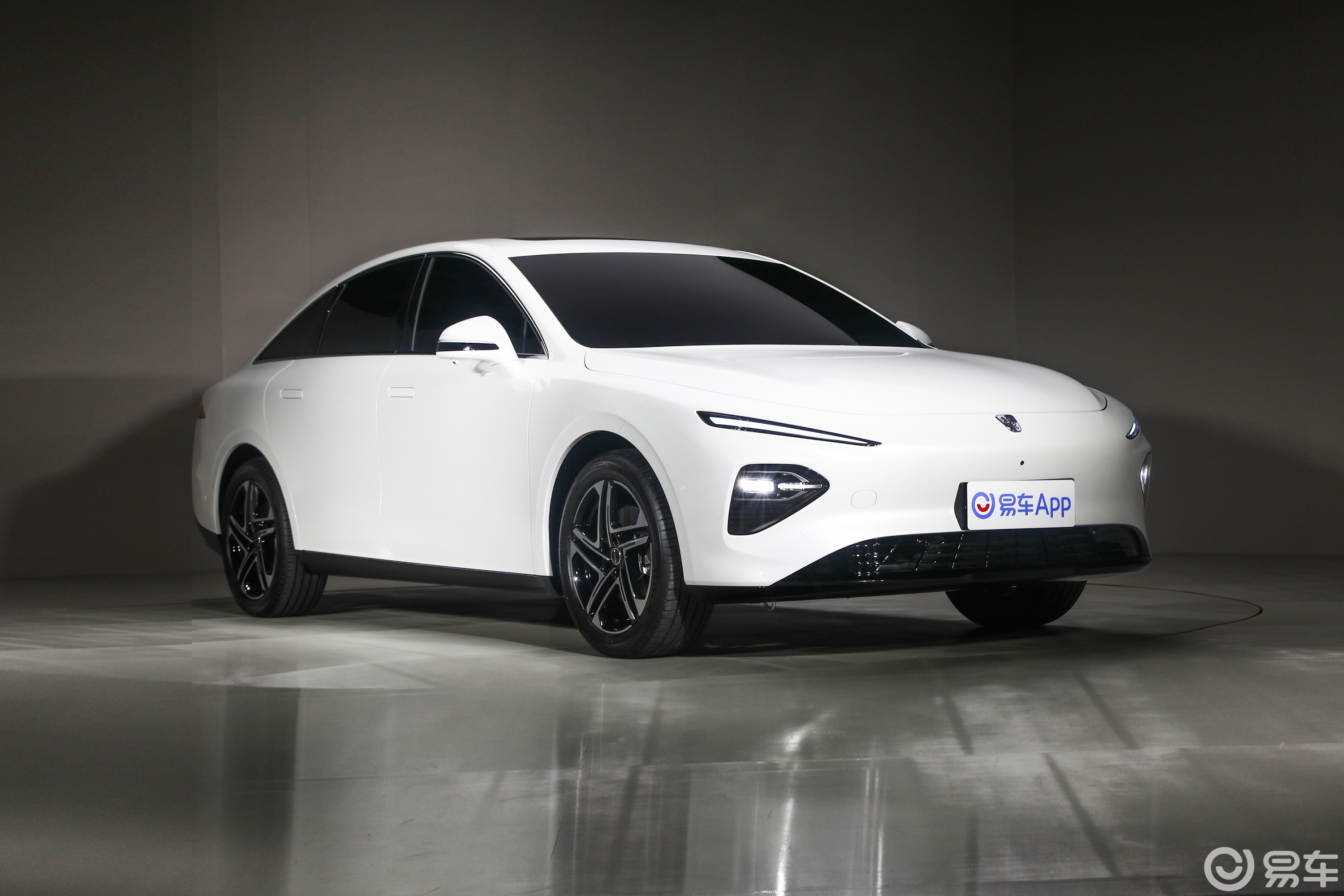 【荣威D7纯电动 610km 后驱旗舰版侧前45度车头向右水平图片-汽车图片大全】-易车